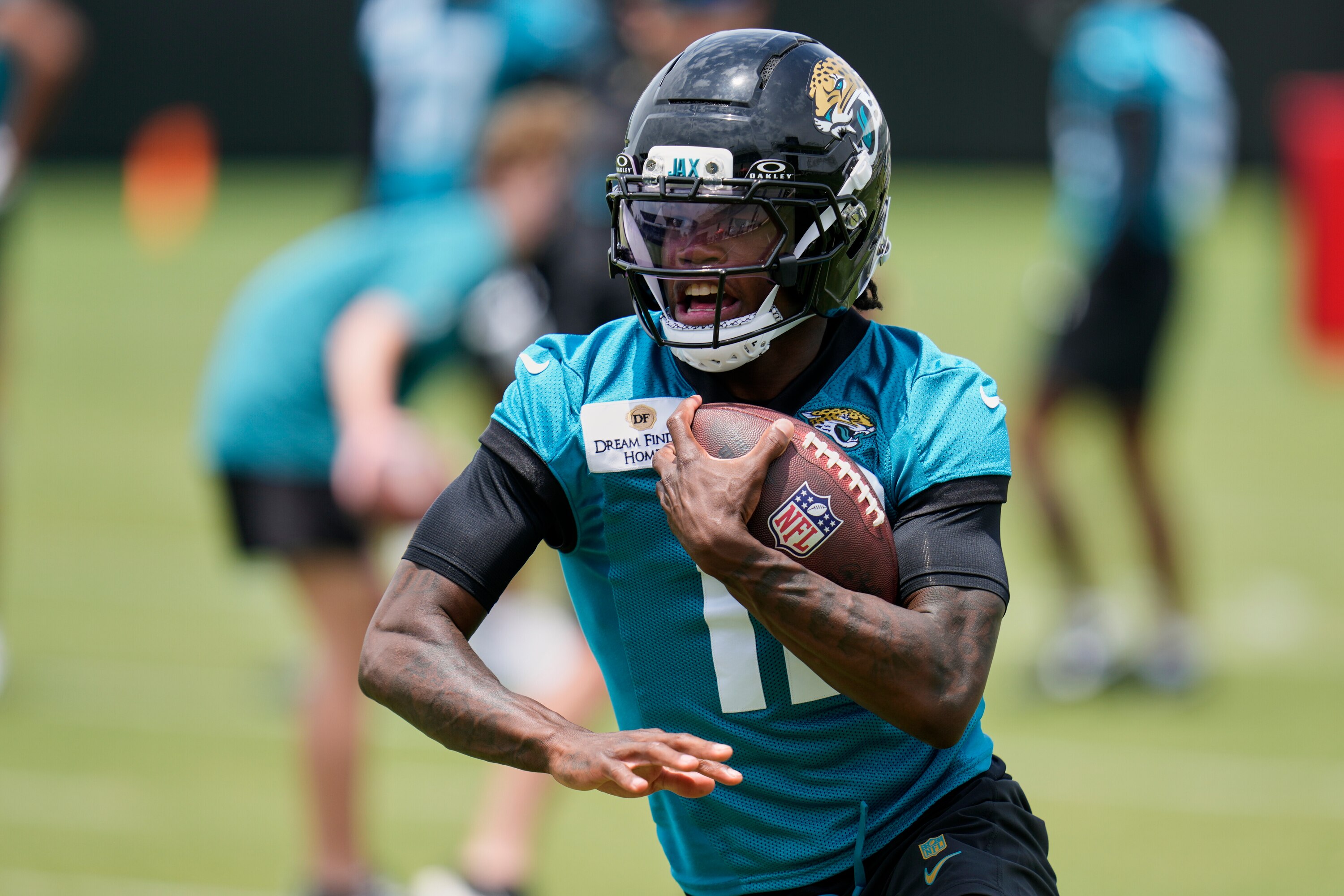 Travis Hunter Is 'Doing Extra Every Day' to Learn Offense and Defense, Jaguars DC Says