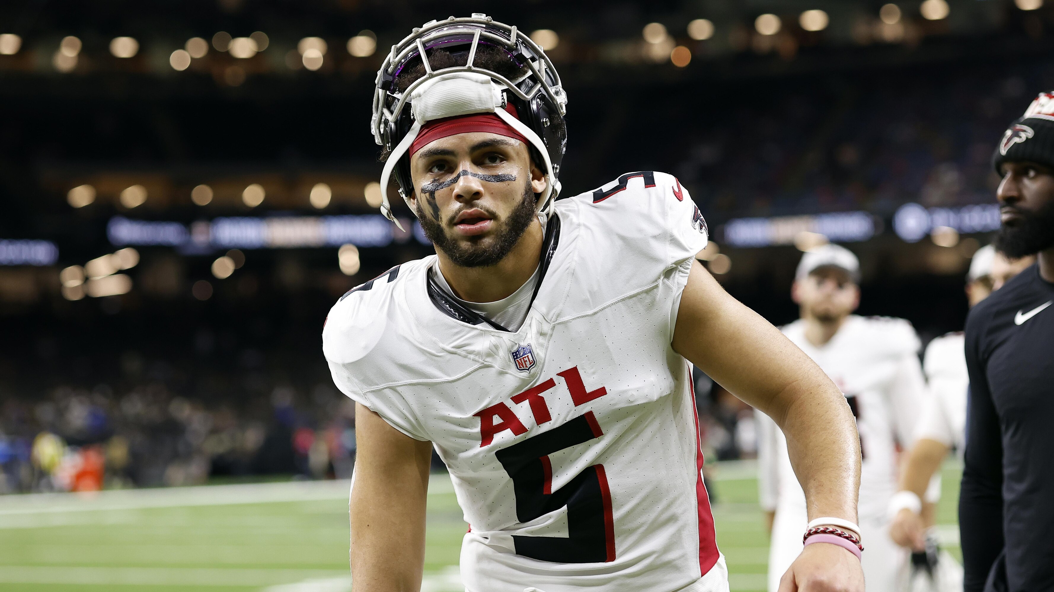 Drake London Reportedly Day-to-Day with Shoulder Sprain Injury After ...