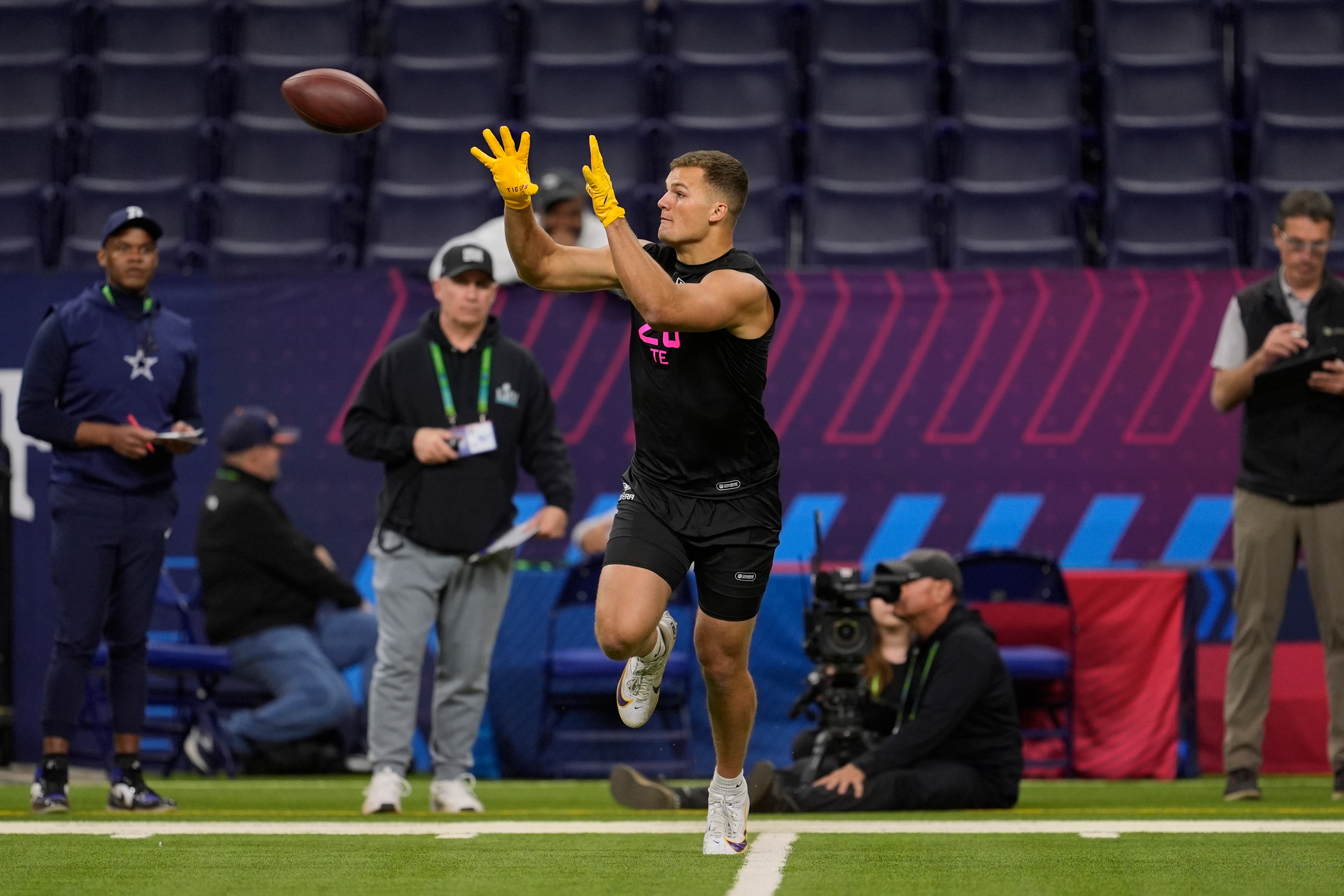 Mason Taylor, Son of HOFer Jason Taylor, Drafted by Jets as NFL Fans Salute Pick