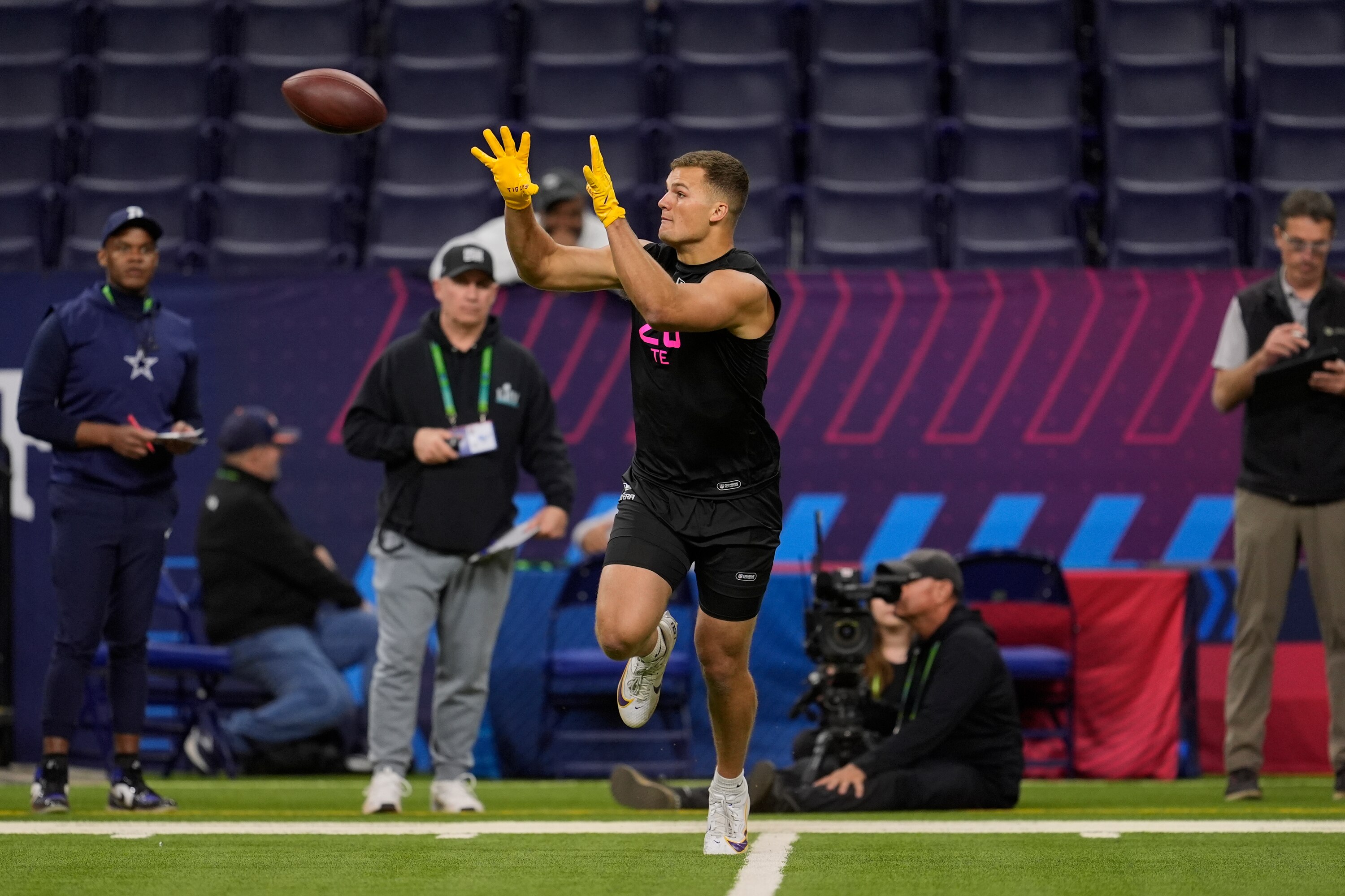 Mason Taylor, Son of HOFer Jason Taylor, Drafted by Jets as NFL Fans ...