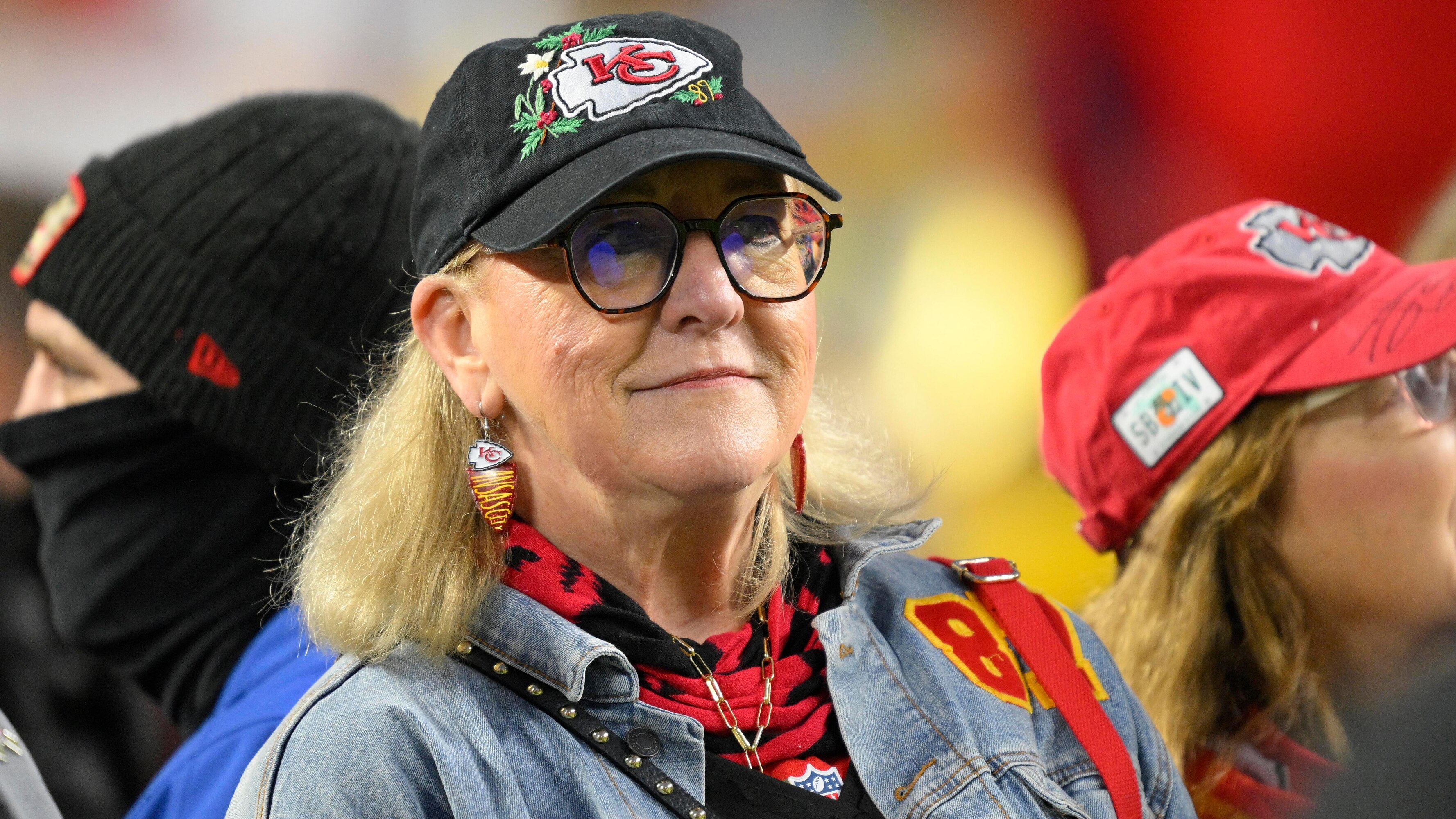 Travis Kelce, Jason Call Mom Donna to Discuss Viral Memes About Home ...