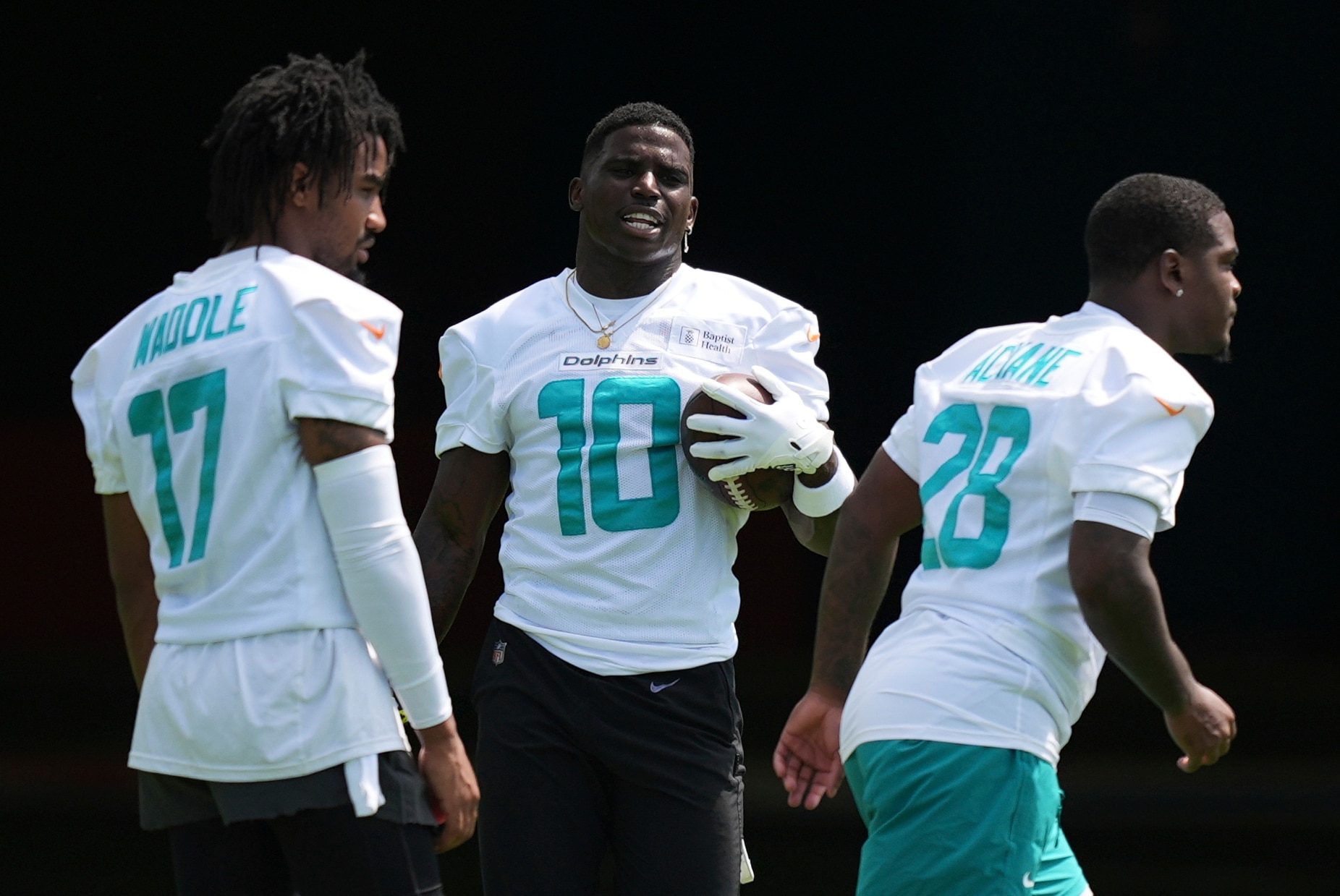 Tyreek Hill Posts Video of 10.15-Second 100M Dash Amid Cancelled Noah ...