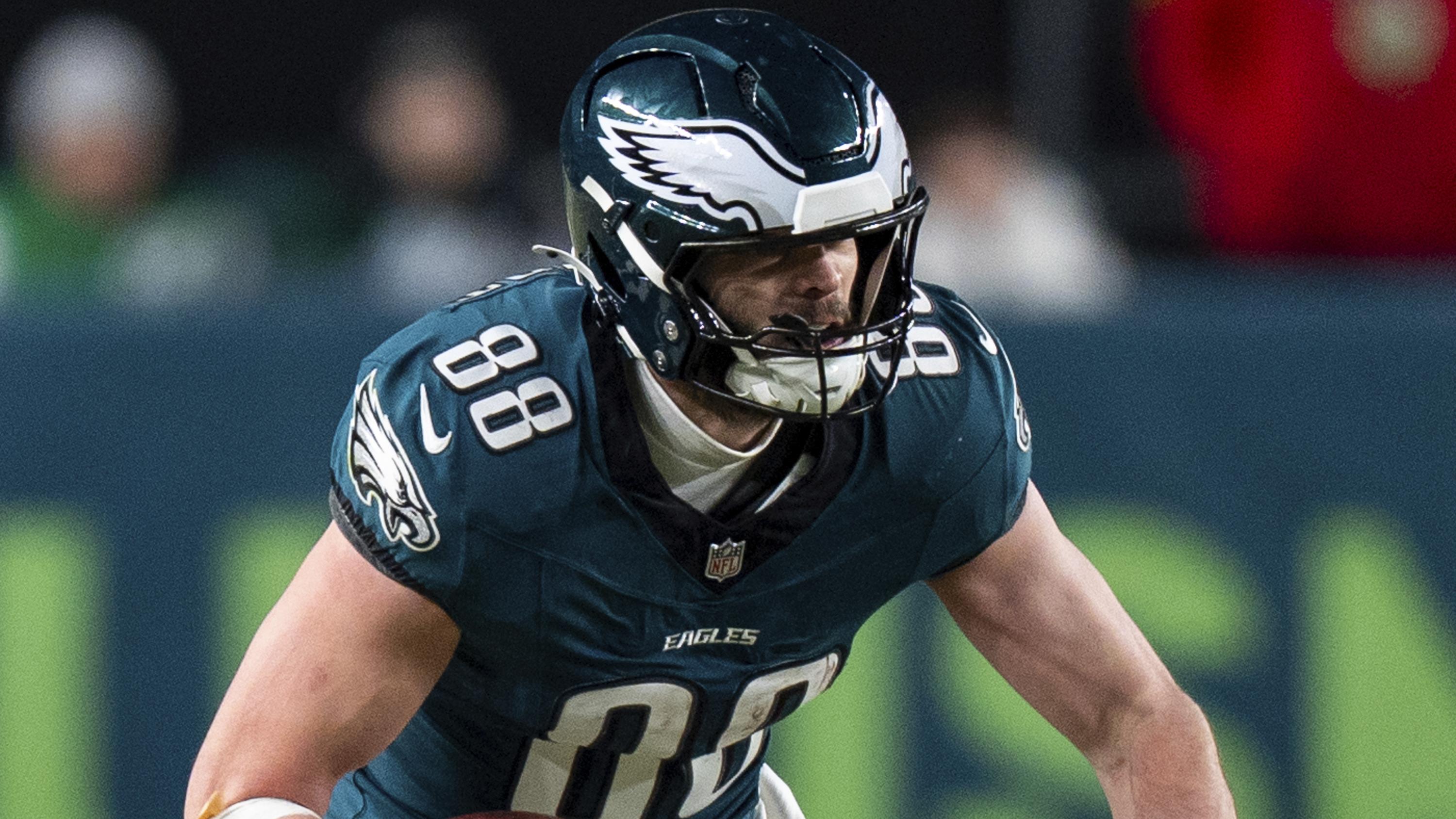 Aaron Rodgers Seen on the Beach in Viral Photo amid Steelers, Giants Rumors