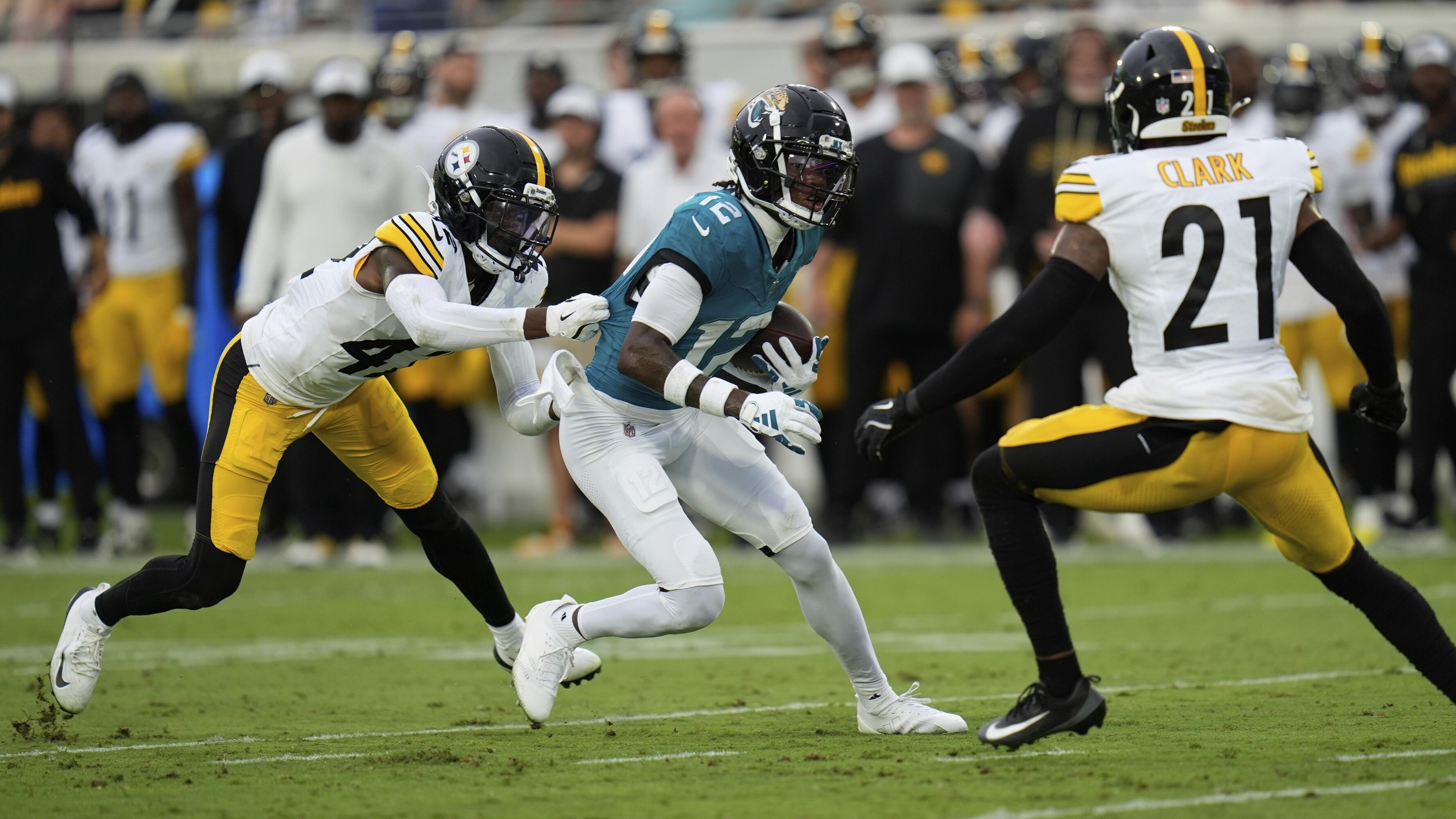 Travis Hunter Plays WR, CB in Jaguars Preseason Debut, Excites NFL Fans ...