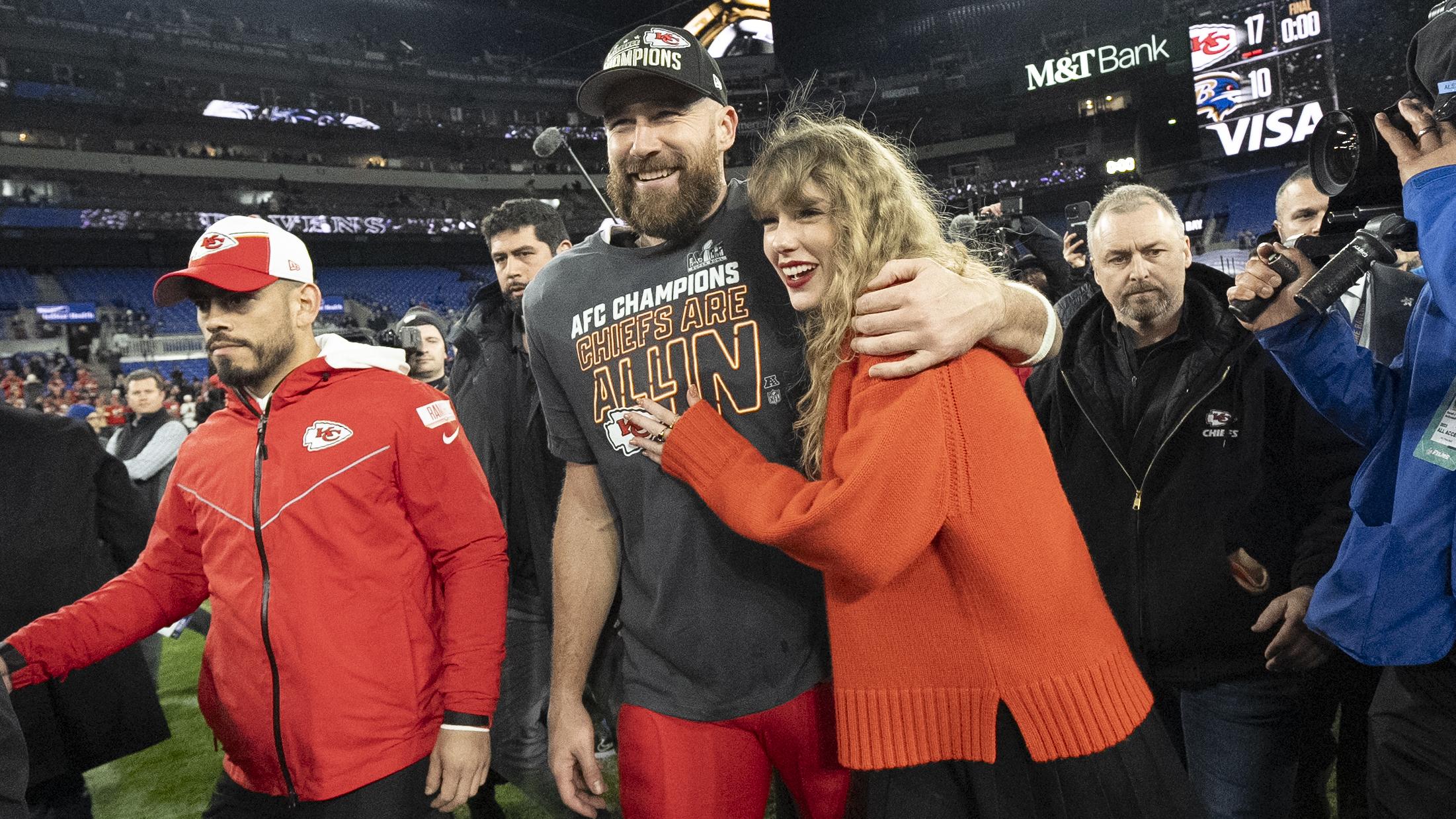 Taylor Swift Reportedly Wearing Travis Kelce's SB Rings in Viral Lock Screen Photo