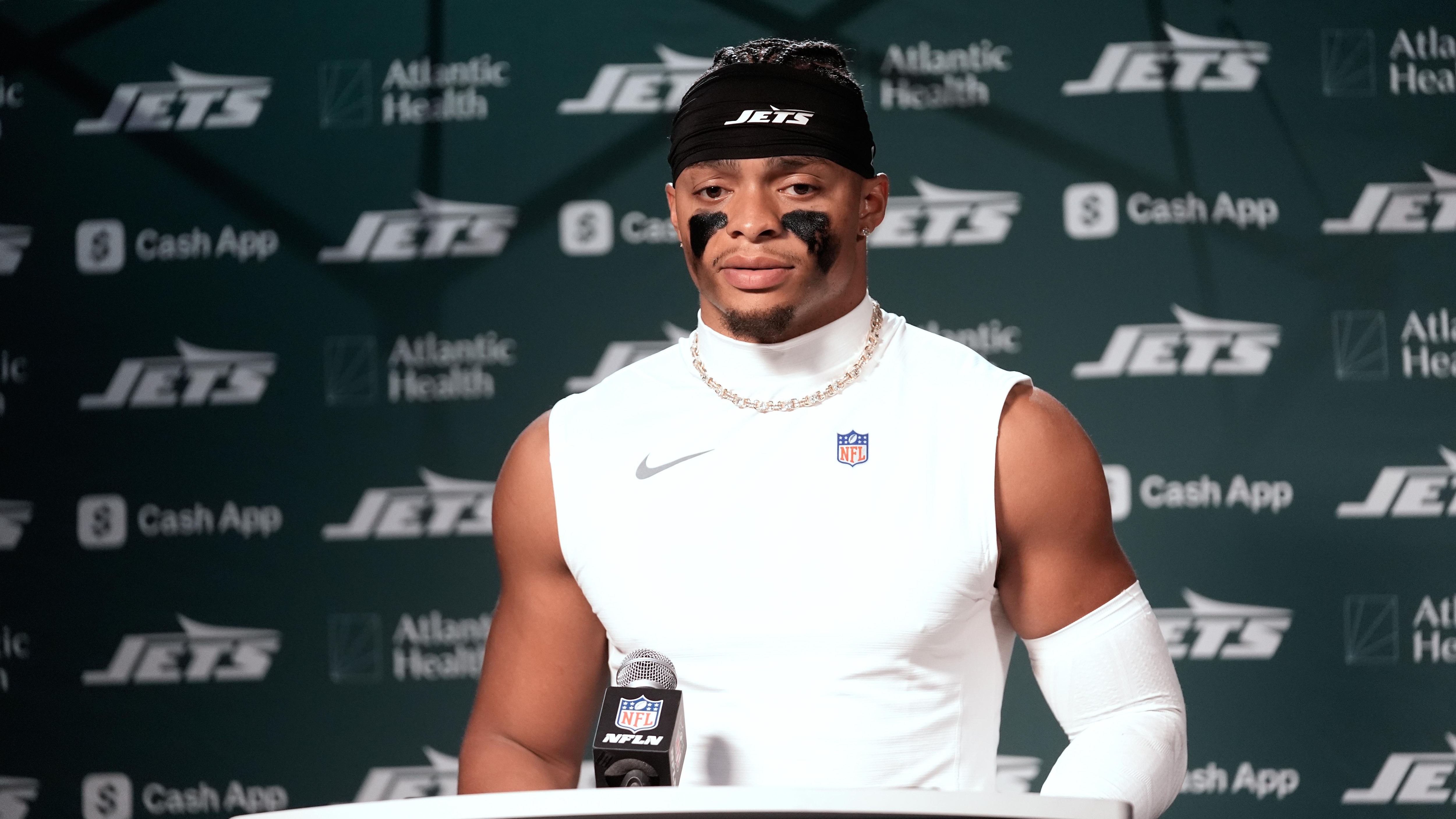 Justin Fields Reveals Reaction to Jets Benching, Sidesteps Question ...