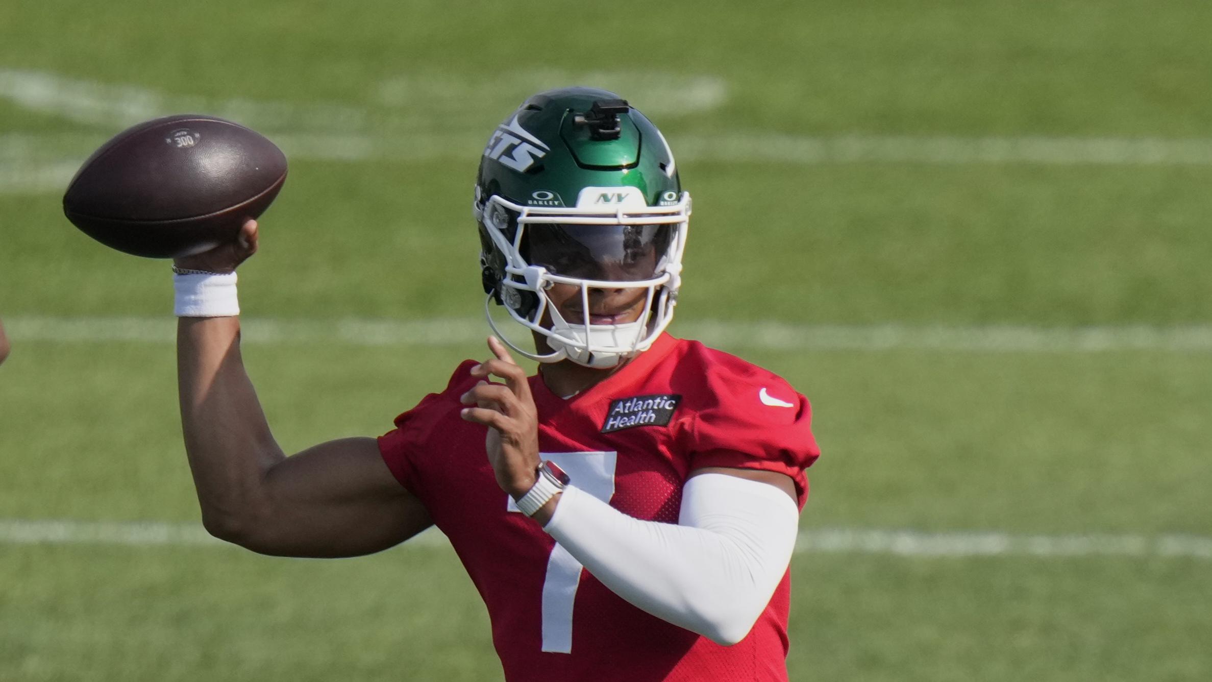 Jets' Justin Fields Practices After Toe Injury During NFL Training Camp