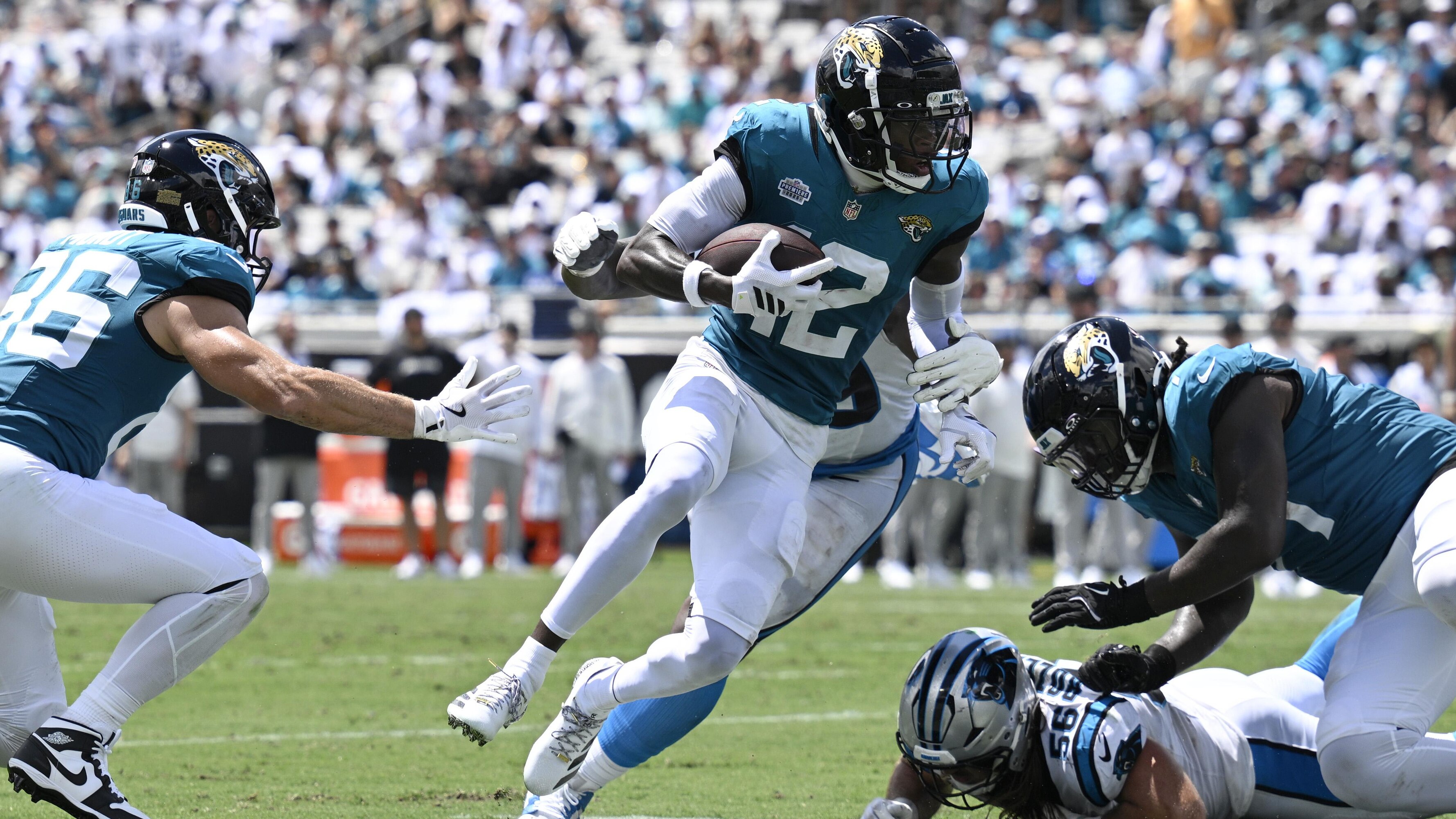 Travis Hunter Applauded by NFL Fans in Historic Debut for Jaguars in Win vs. Panthers