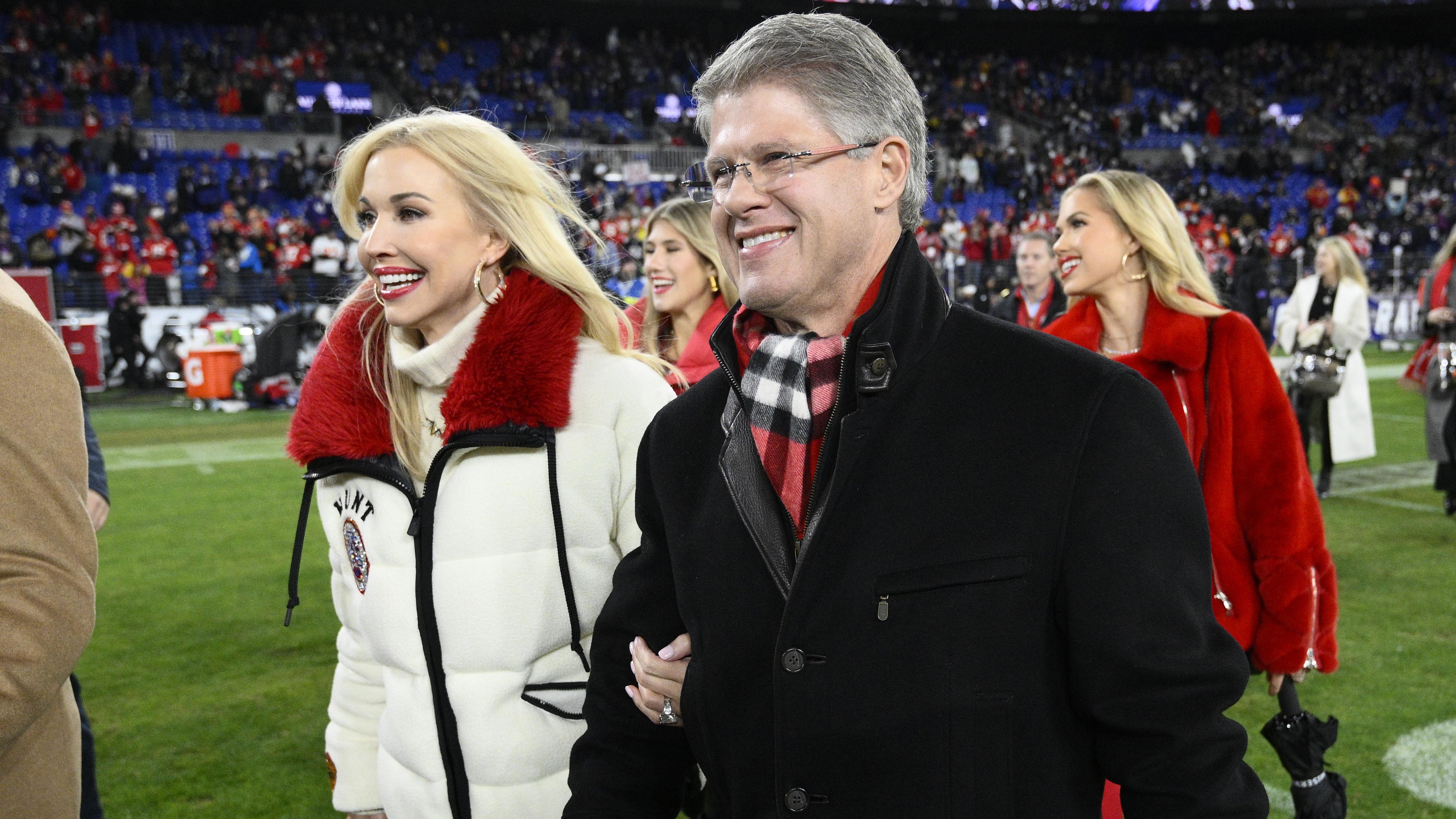 Chiefs Owner Clark Hunt's Wife Tavia Sends Taylor Swift, Travis Kelce Engagement Gift