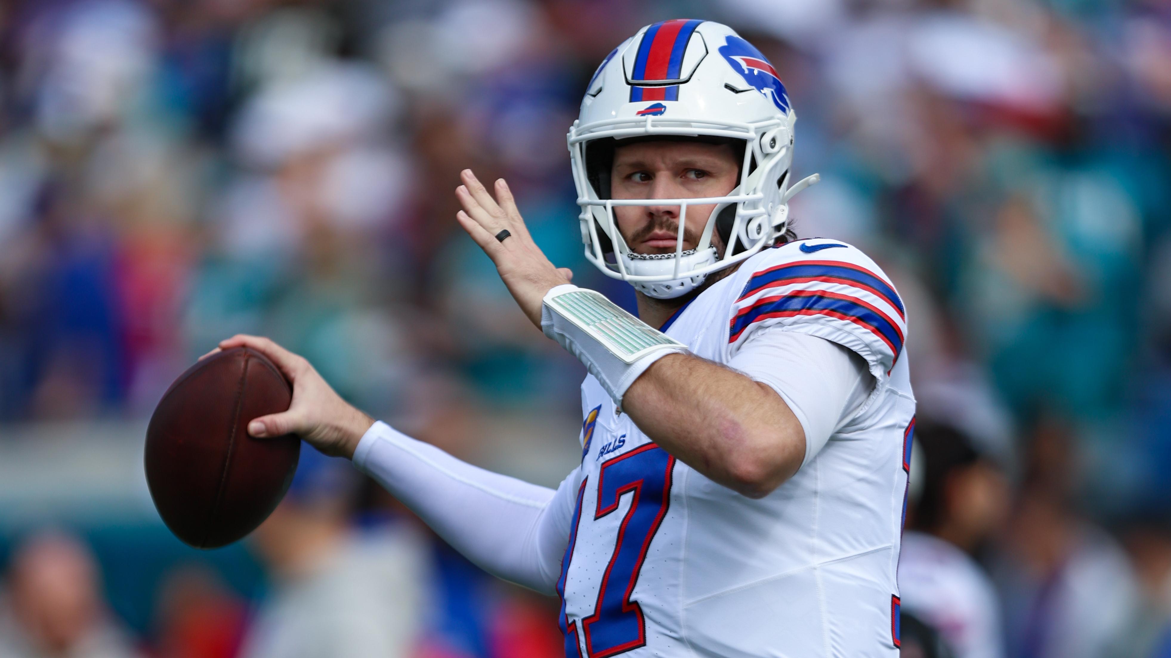 Josh Allen Reacts to Wife Hailee Steinfeld at 2026 Golden Globes in ...