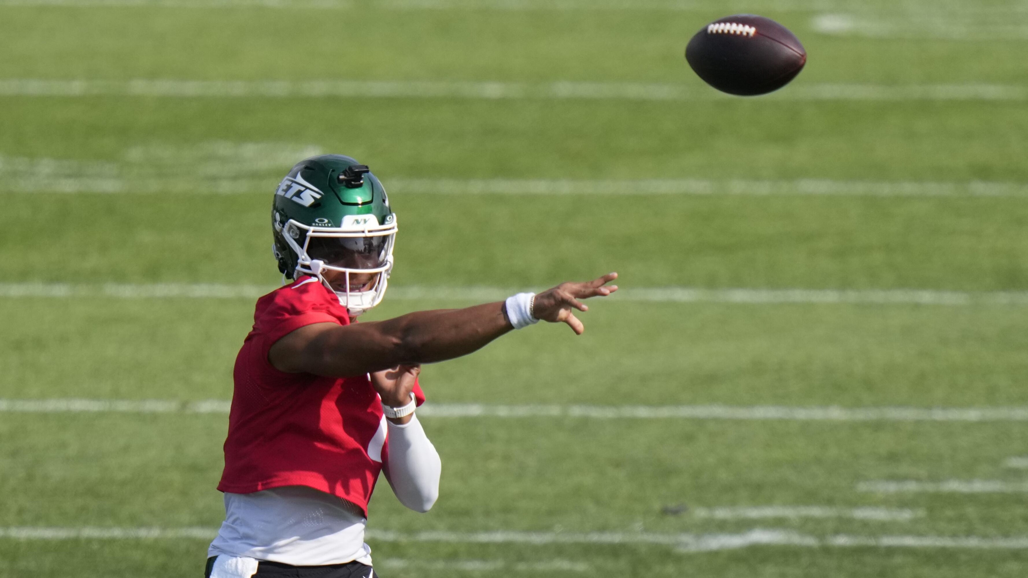 Jets' Aaron Glenn Says Justin Fields Is Day-to-Day, Downplays Severity of Toe Injury