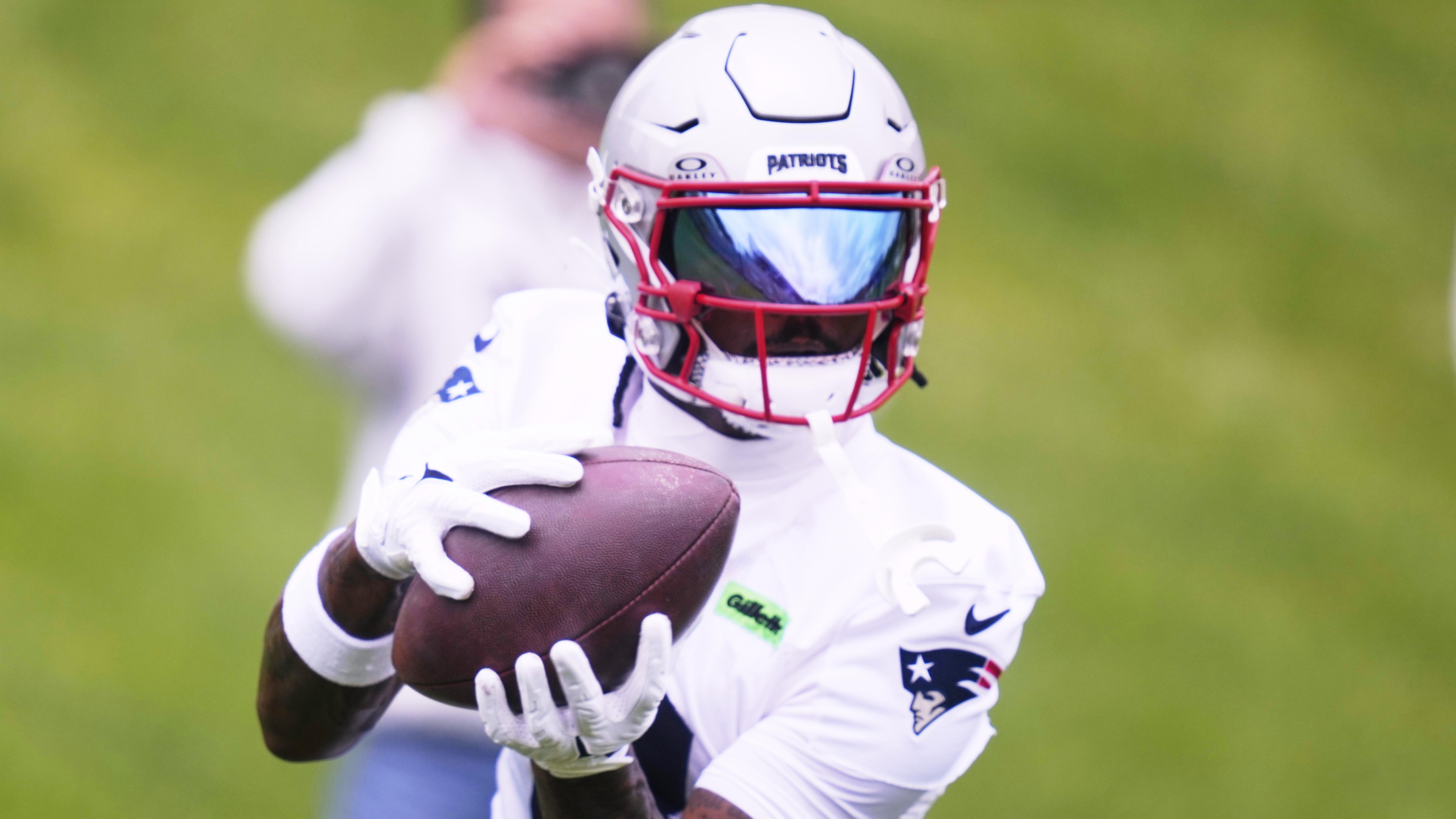 Patriots' Drake Maye Praises 'Locker Mate' Stefon Diggs as an 'Awesome Teammate'