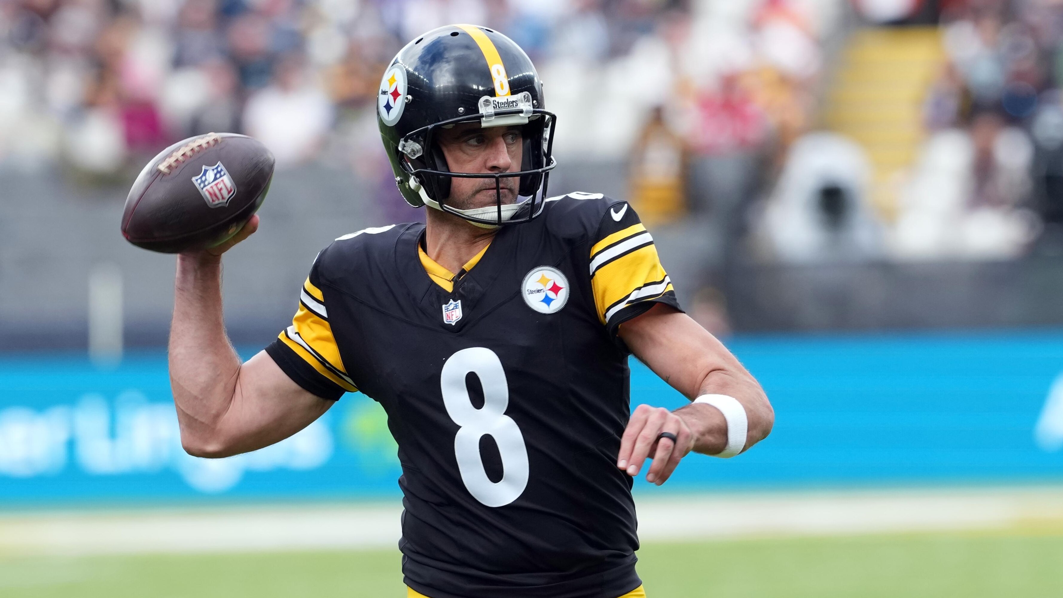 Aaron Rodgers Makes History, Steelers Hyped by Fans for Win vs. Carson Wentz, Vikings