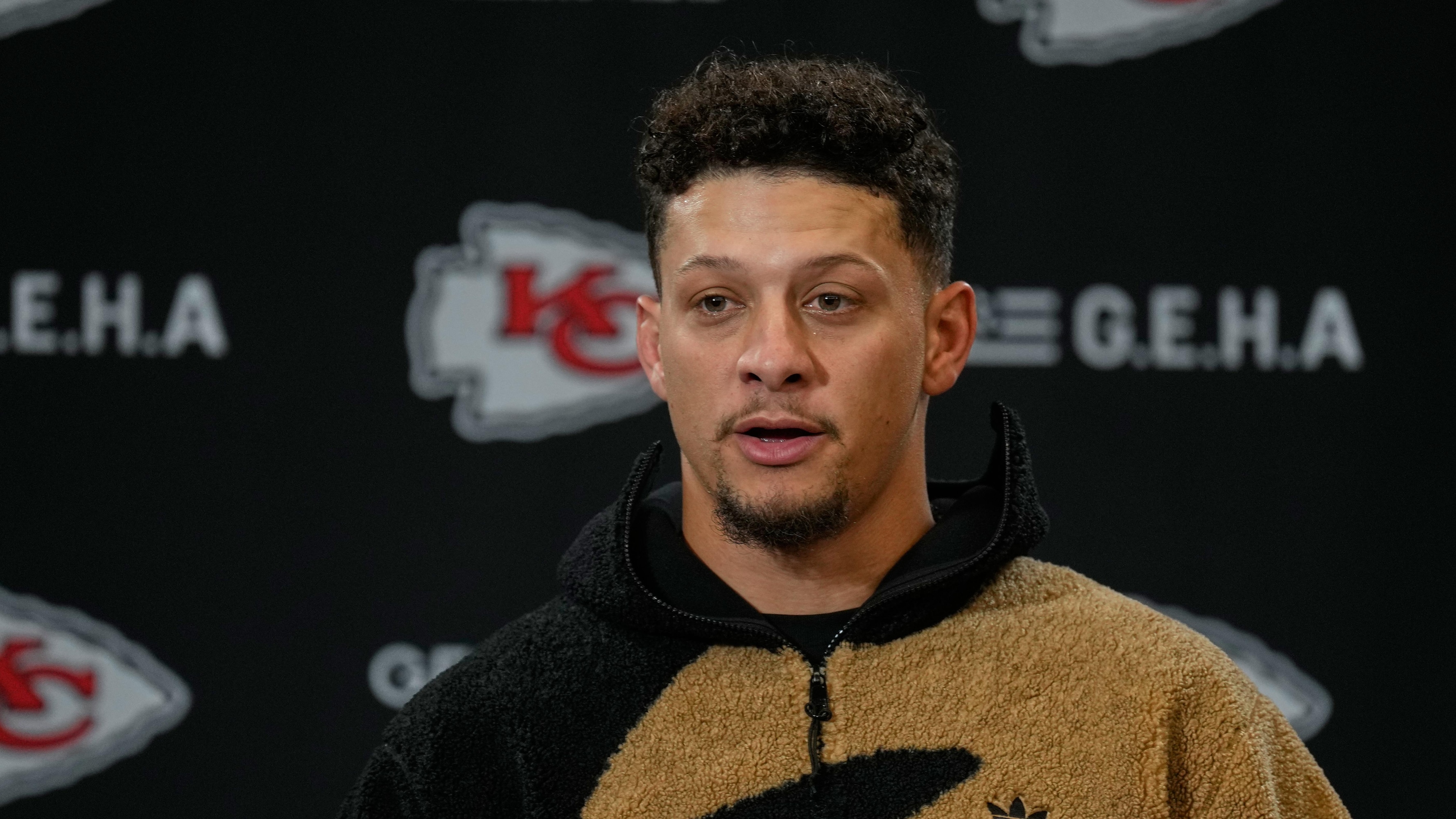 Patrick Mahomes Wears Oregon Jersey in Video After Losing Bet on Texas ...