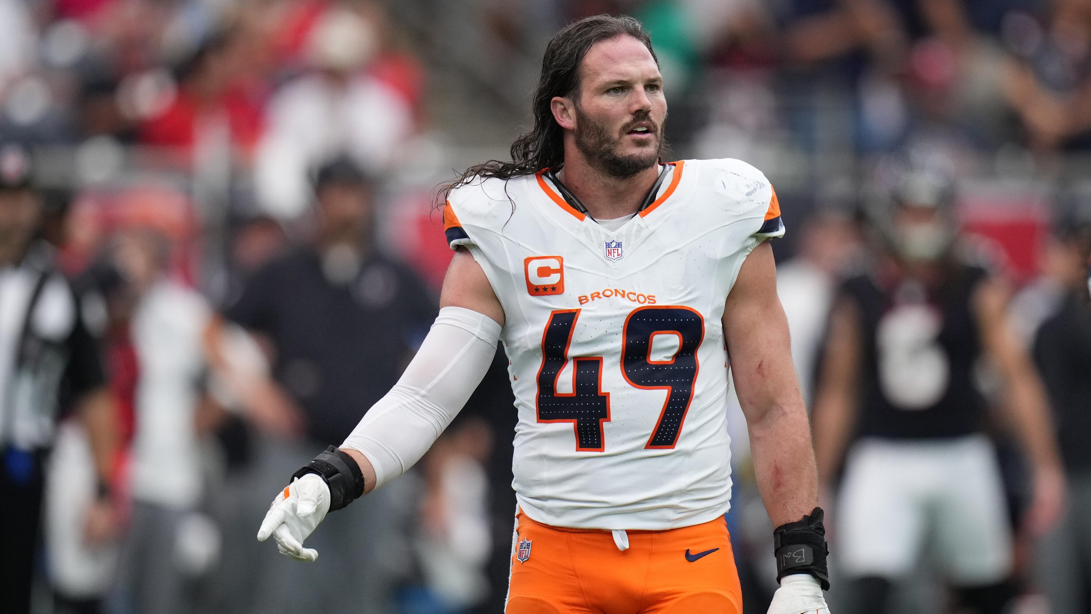 Broncos' Alex Singleton Had Surgery for Testicular Cancer After Playing ...