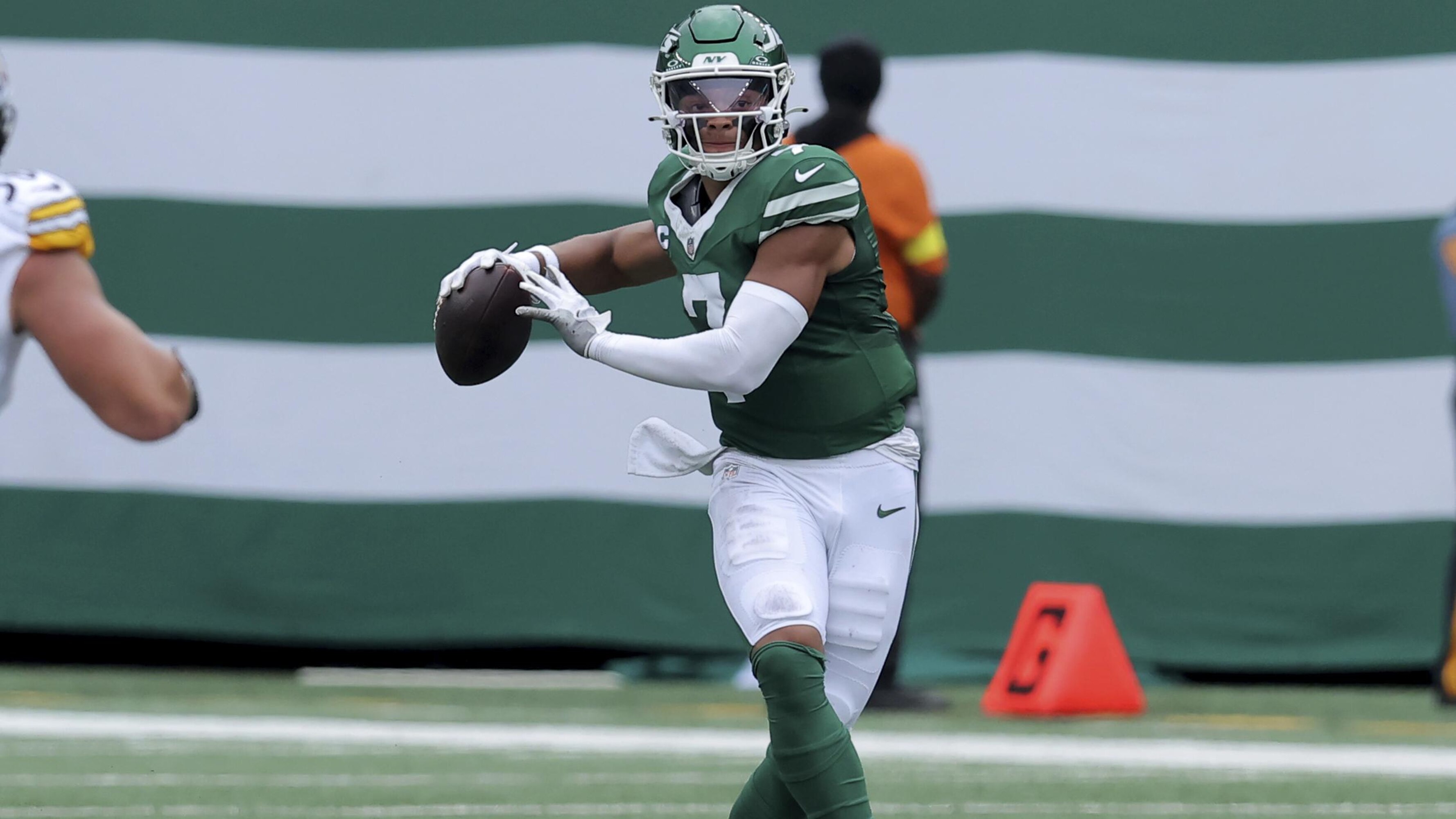 Justin Fields Returns to Jets Practice amid Concussion Recovery Ahead ...