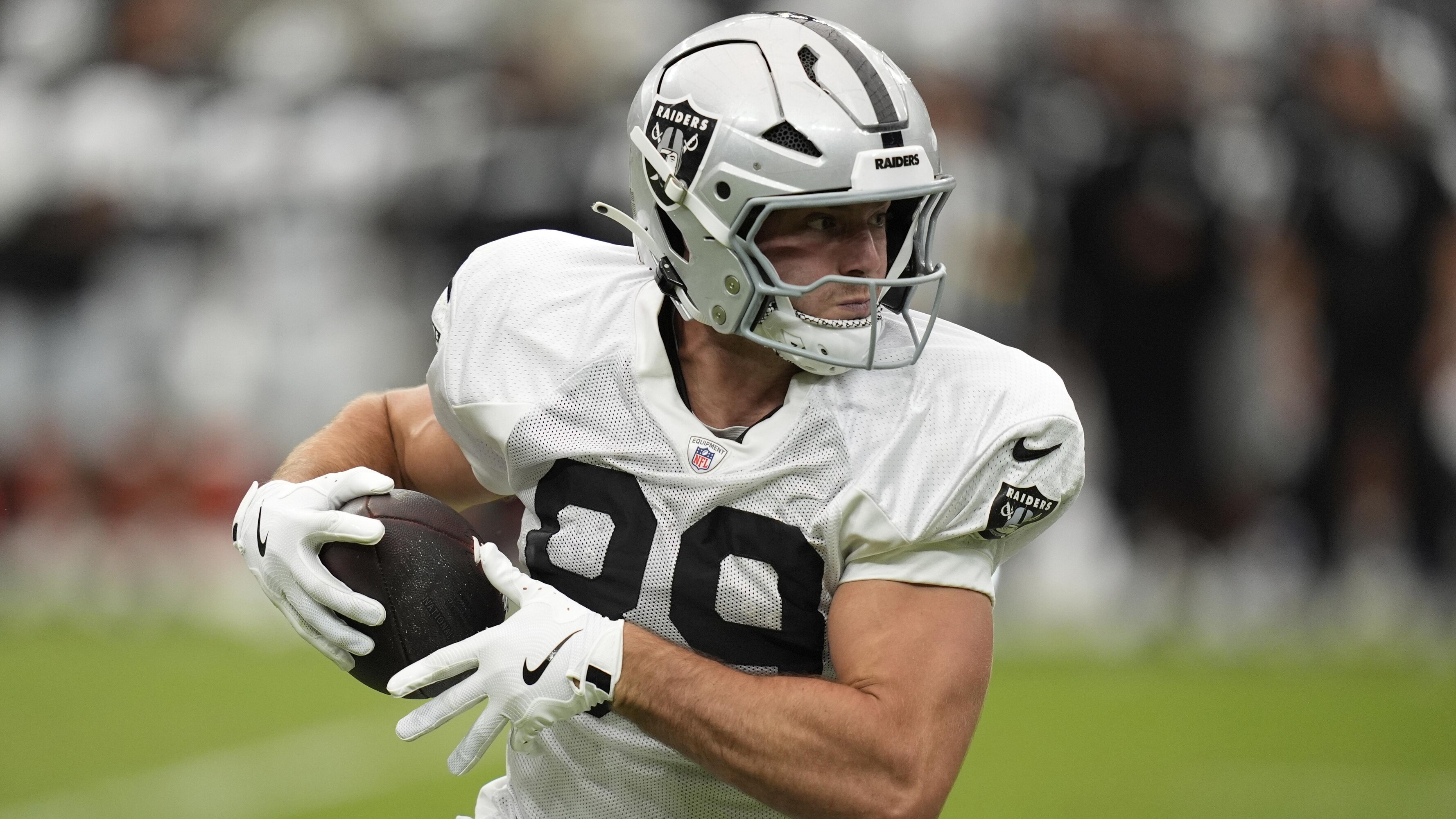 Raiders' Brock Bowers Fine After Knee Injury vs. Patriots, No Concerns ...