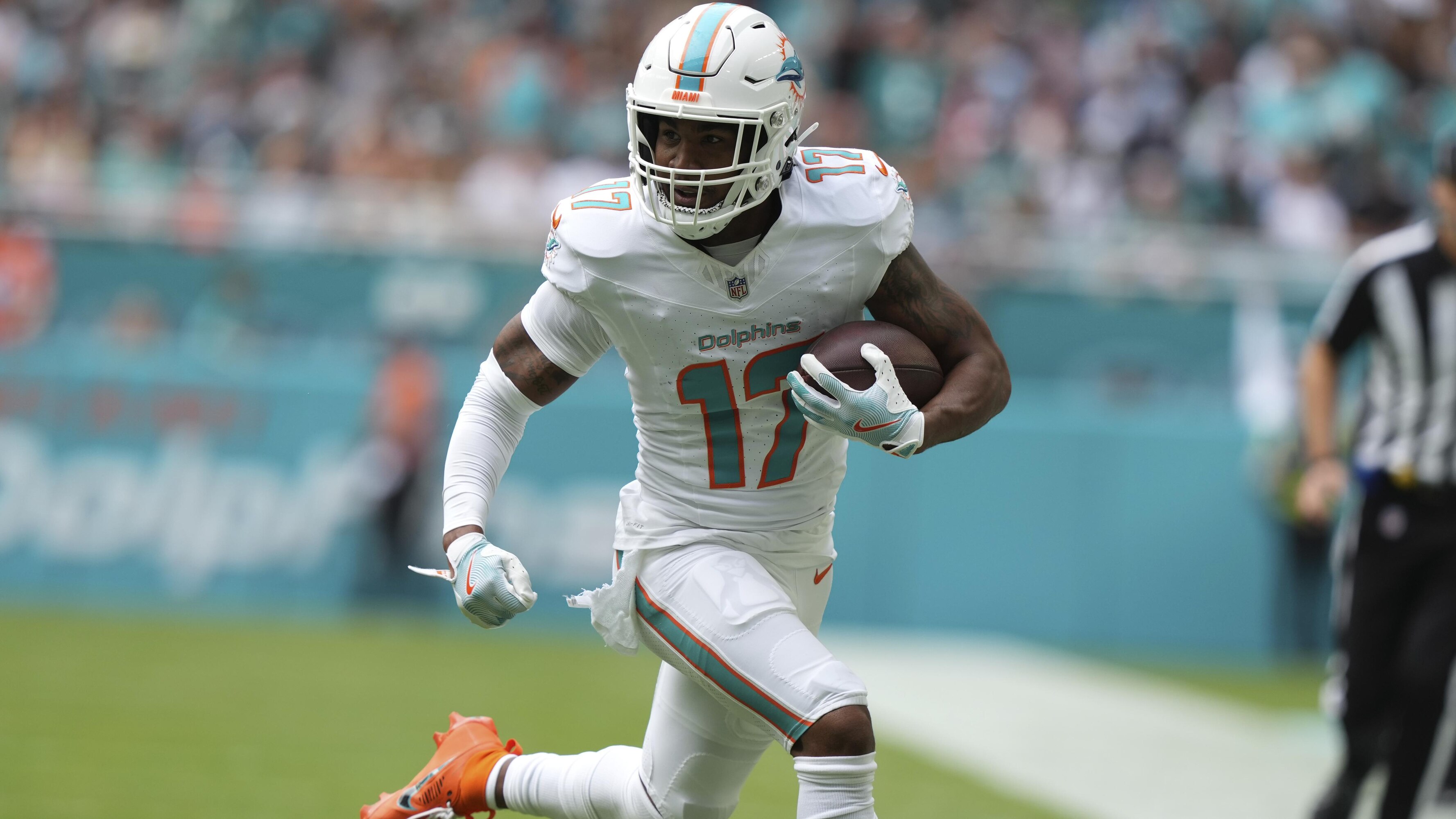 Dolphins Reportedly Listened on Jaylen Waddle Trade Calls, Eyed 1st ...