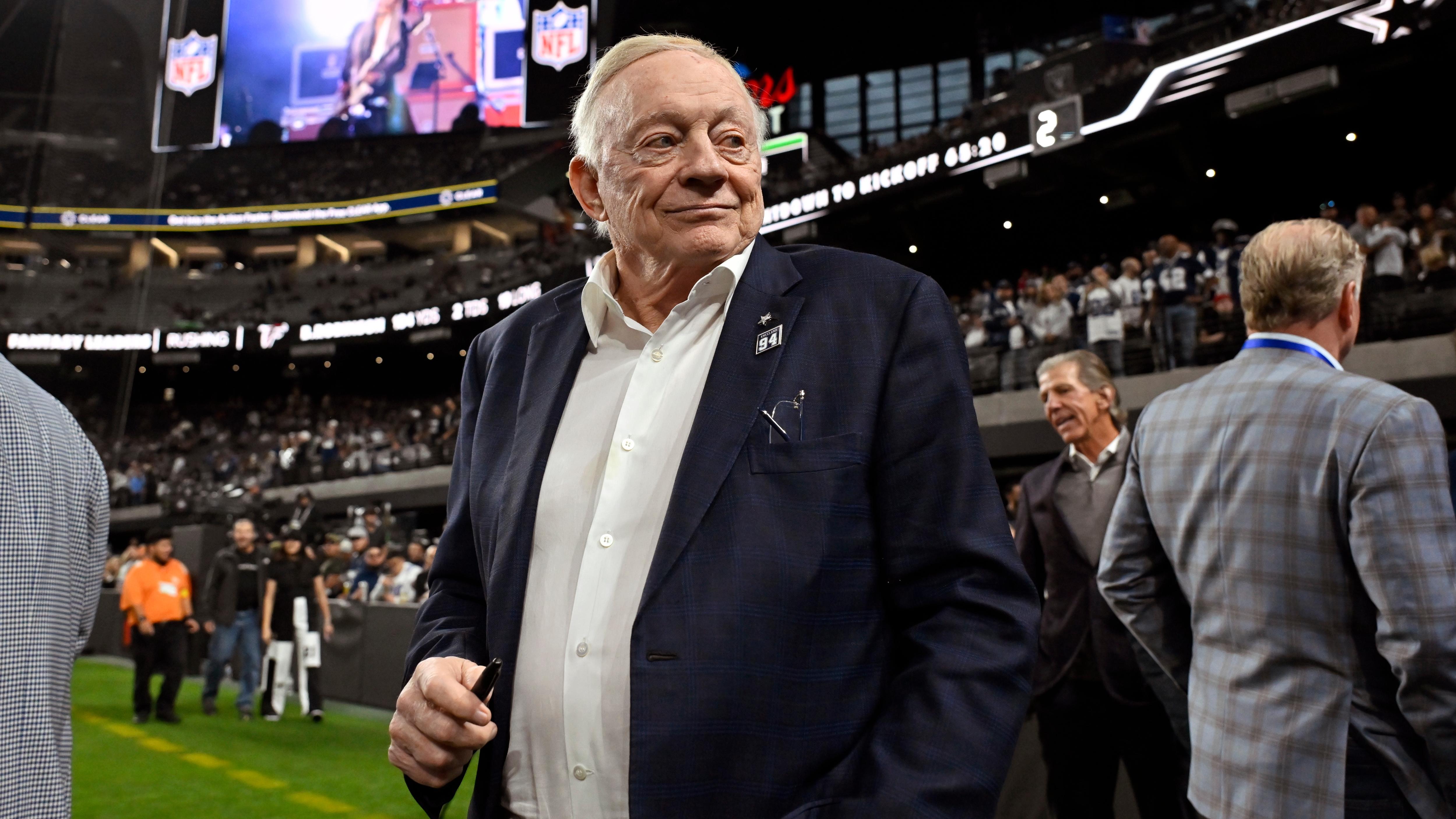 Jerry Jones Holds Turkey Leg on Video During Media Session After ...