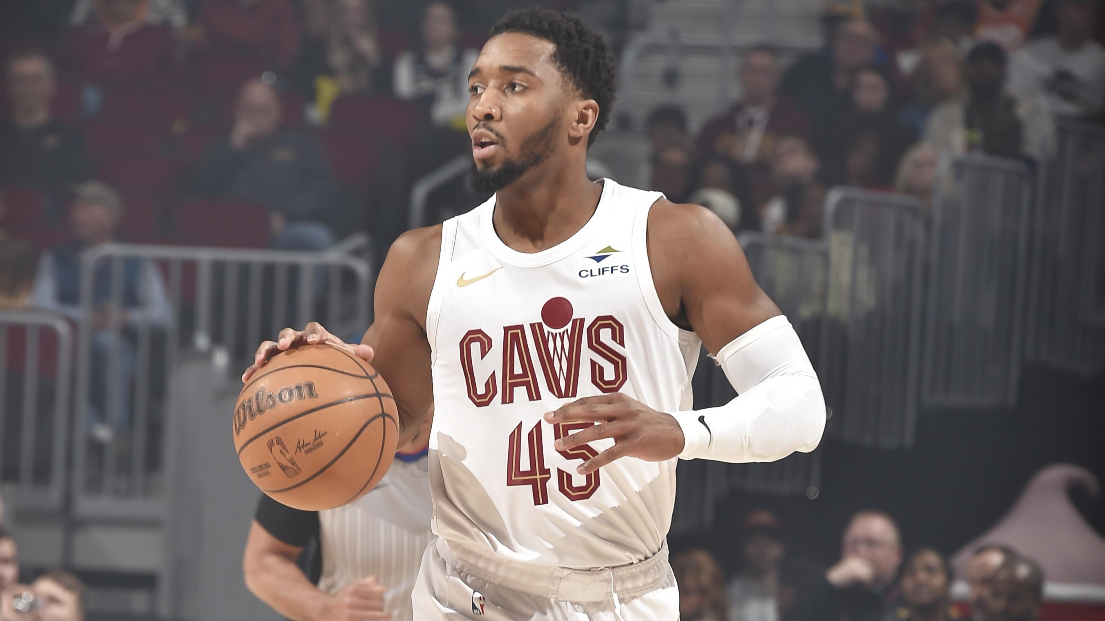 Donovan Mitchell Gives Micah Parsons Signed Cavs Jersey in Video After ...