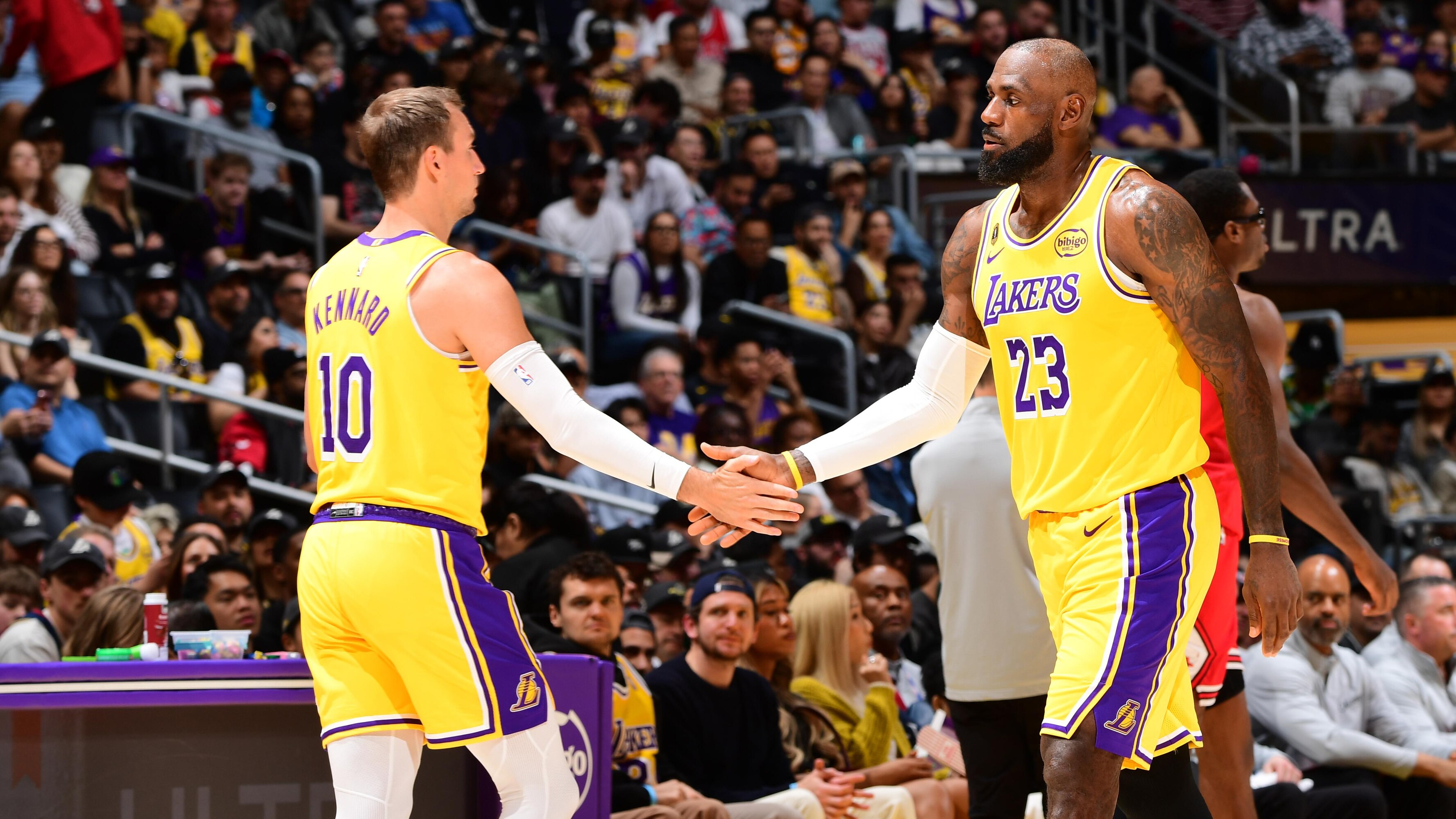 LeBron Sings Luke Kennard 'Theme Song' in Lakers' Locker Room During ...