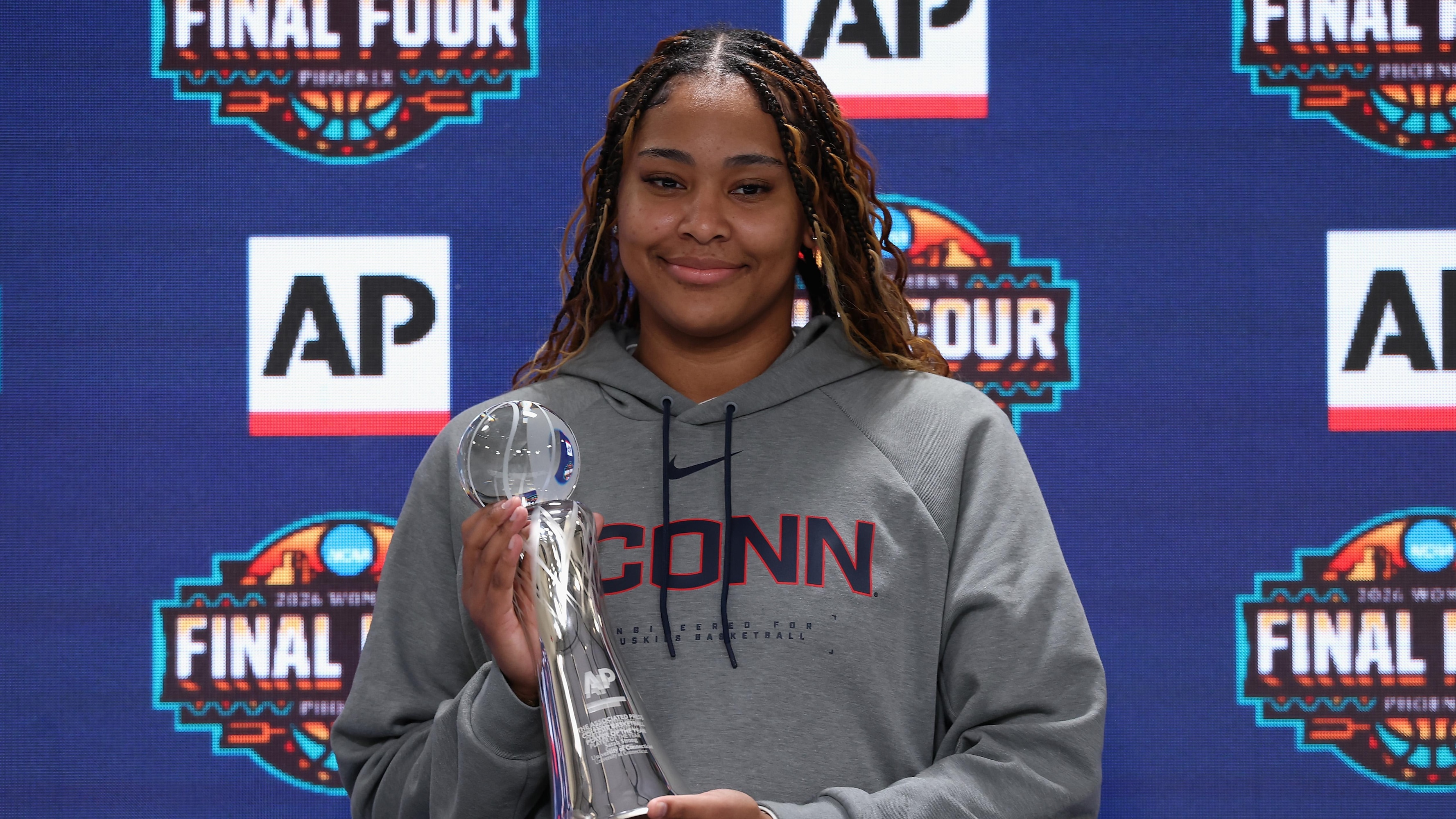 Sarah Strong Wins 2026 Wooden Award Over Azzi Fudd, Lauren Betts, More