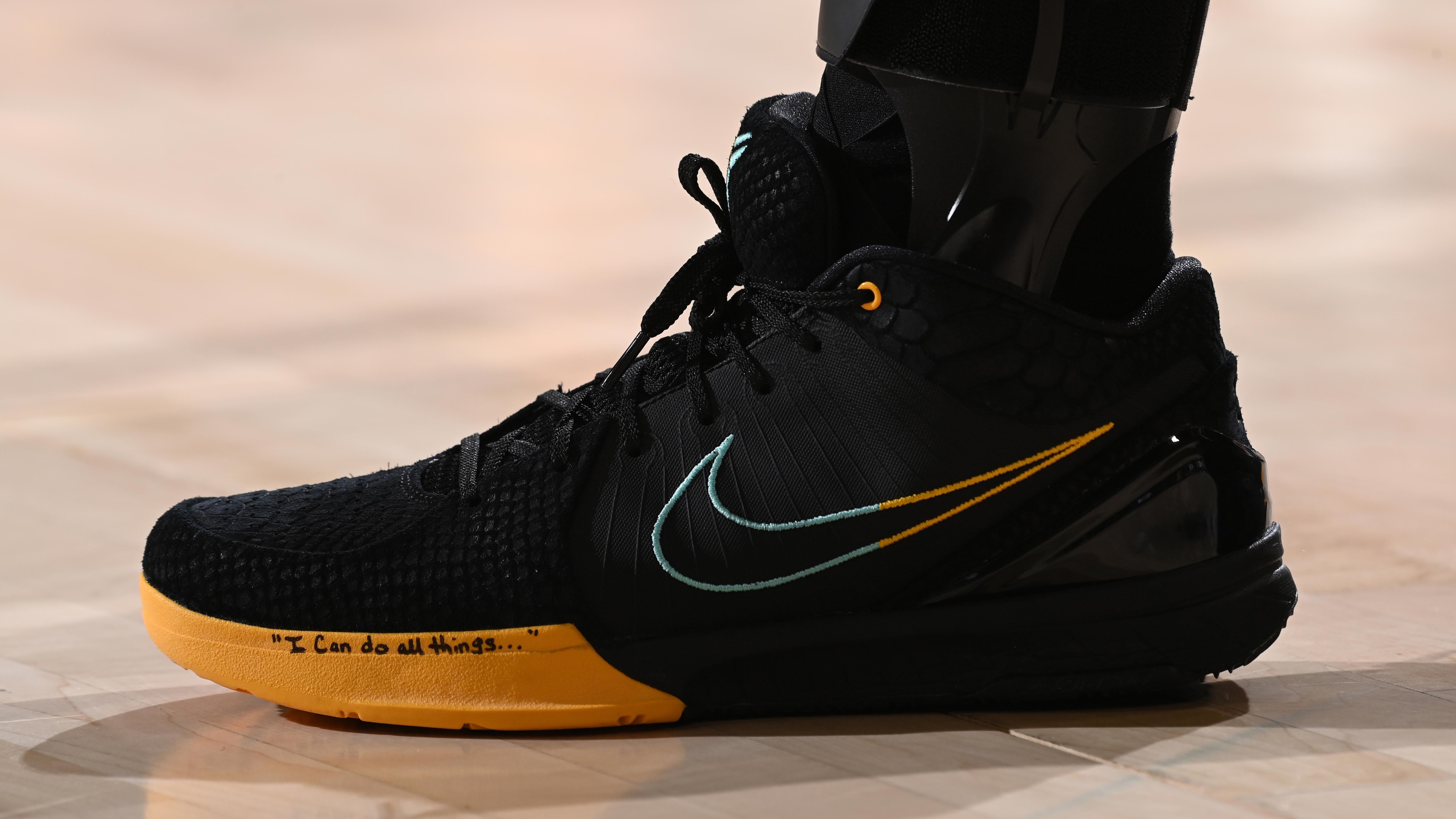 Steph Curry Pays Tribute to Kobe Bryant With 'Snakeskin' Shoes in ...