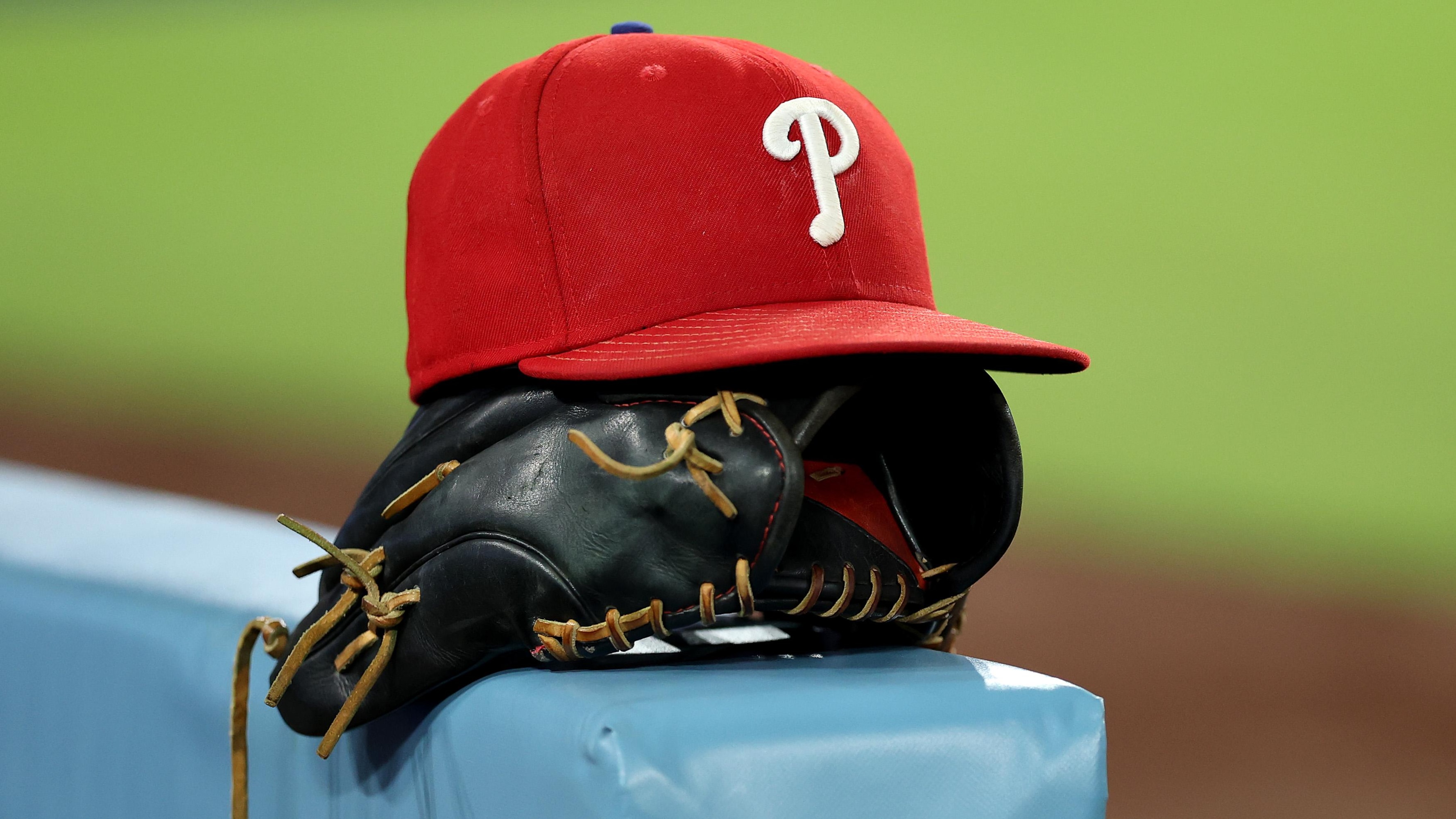 MLB Fan Gifts Food to Another Fan After Theirs Spilled Trying to Catch ...