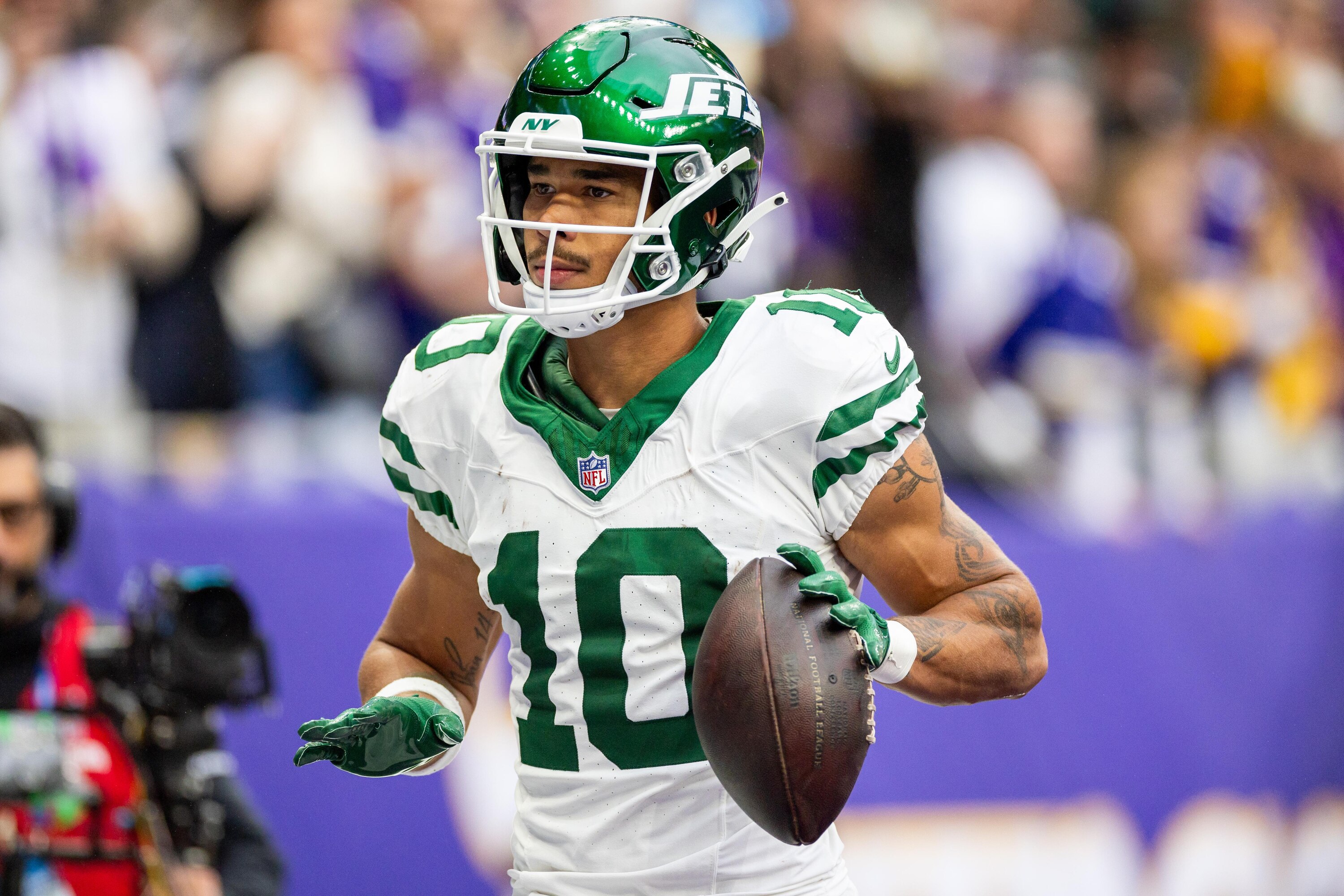 Report: Jets Allow Allen Lazard to Seek Trade as Aaron Rodgers Enters ...