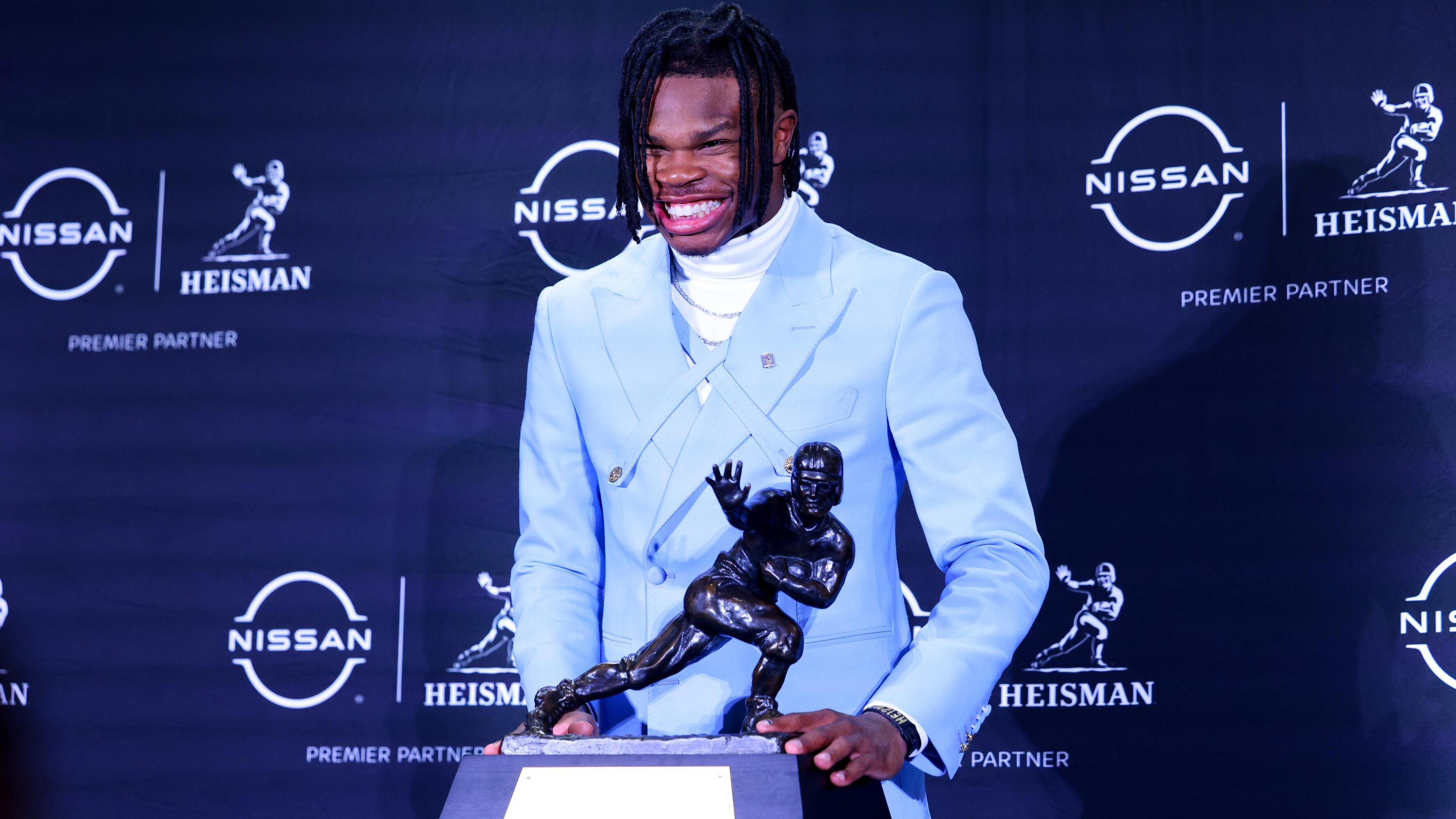 Travis Hunter Joins Heisman House in Video After Winning Trophy with ...