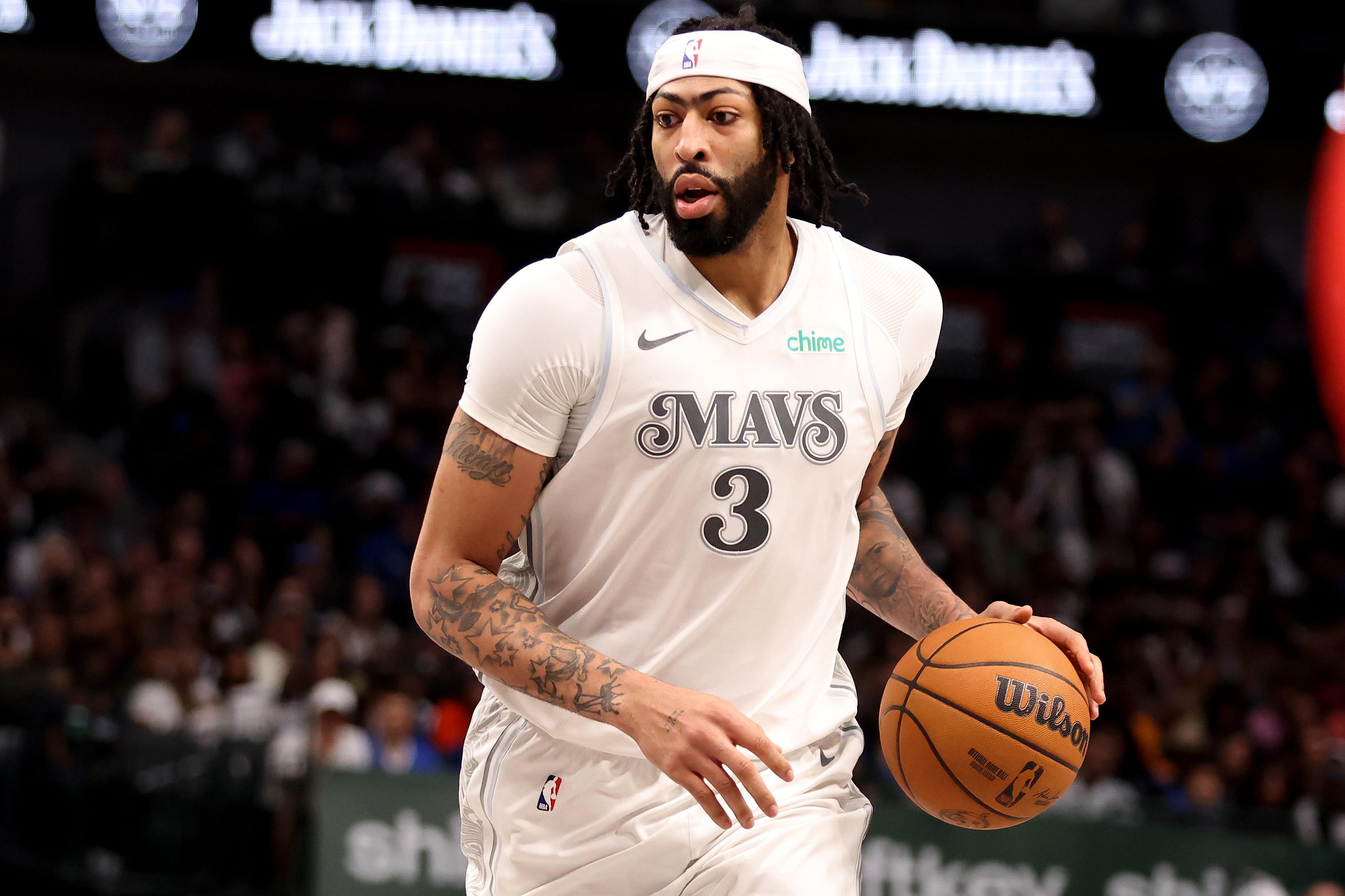 Shams: Mavs' Anthony Davis Will Have 'Cautious Rehab' for Adductor Injury