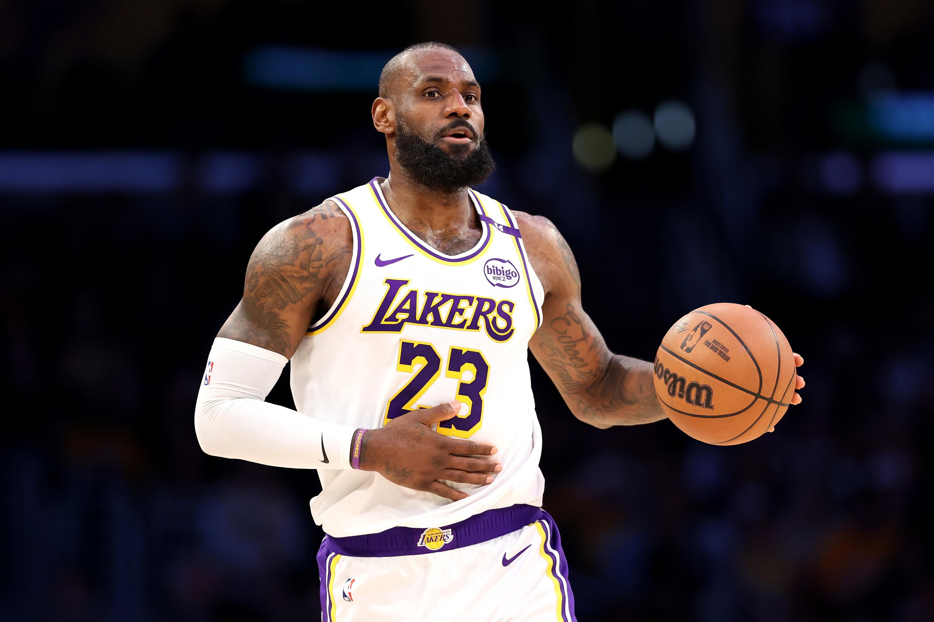 Lakers' LeBron James Makes NBA History with Player of the Month Award ...