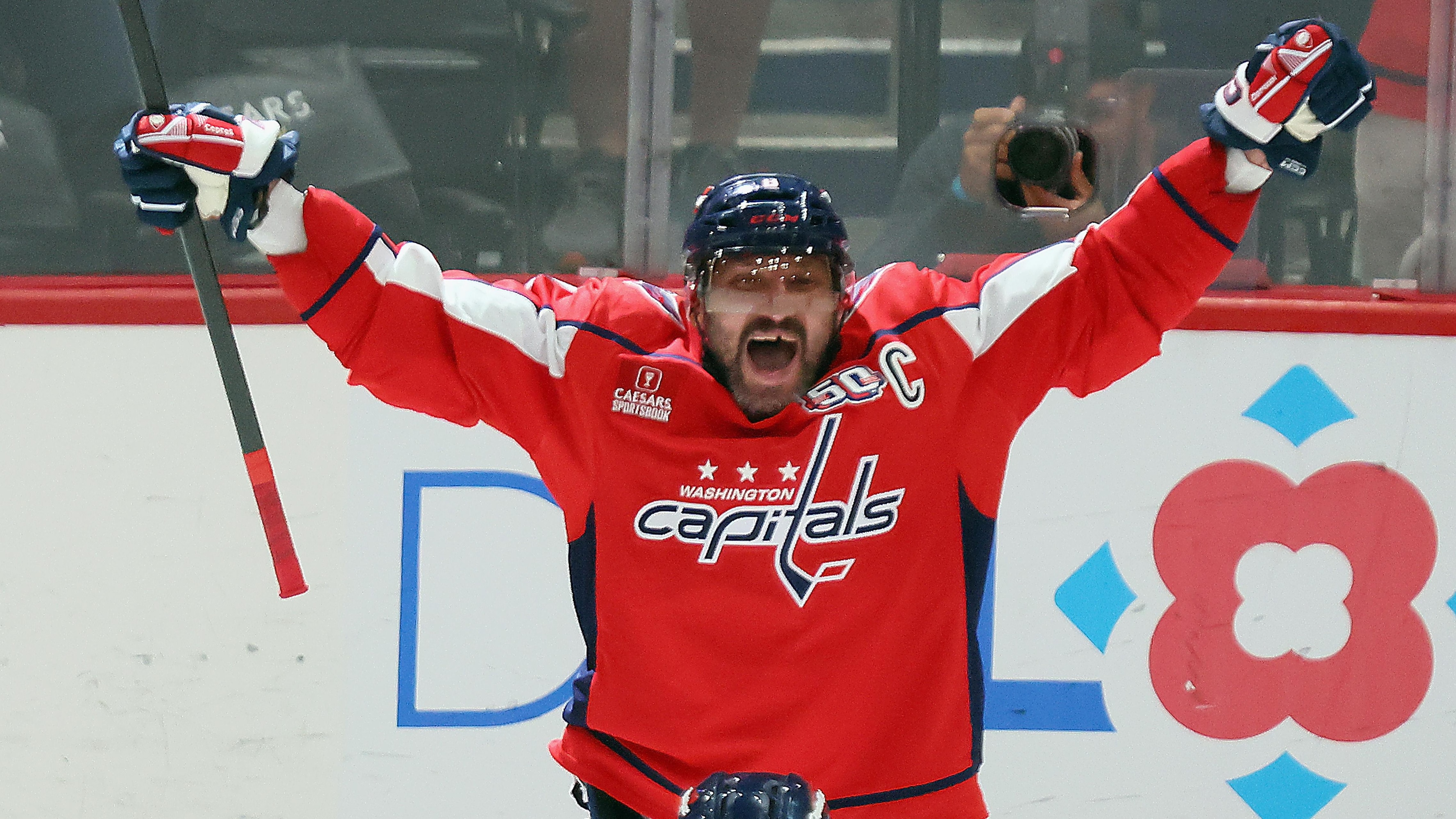 Alex Ovechkin Breaks Wayne Gretzky's All-Time NHL Goalscoring Record with No. 895