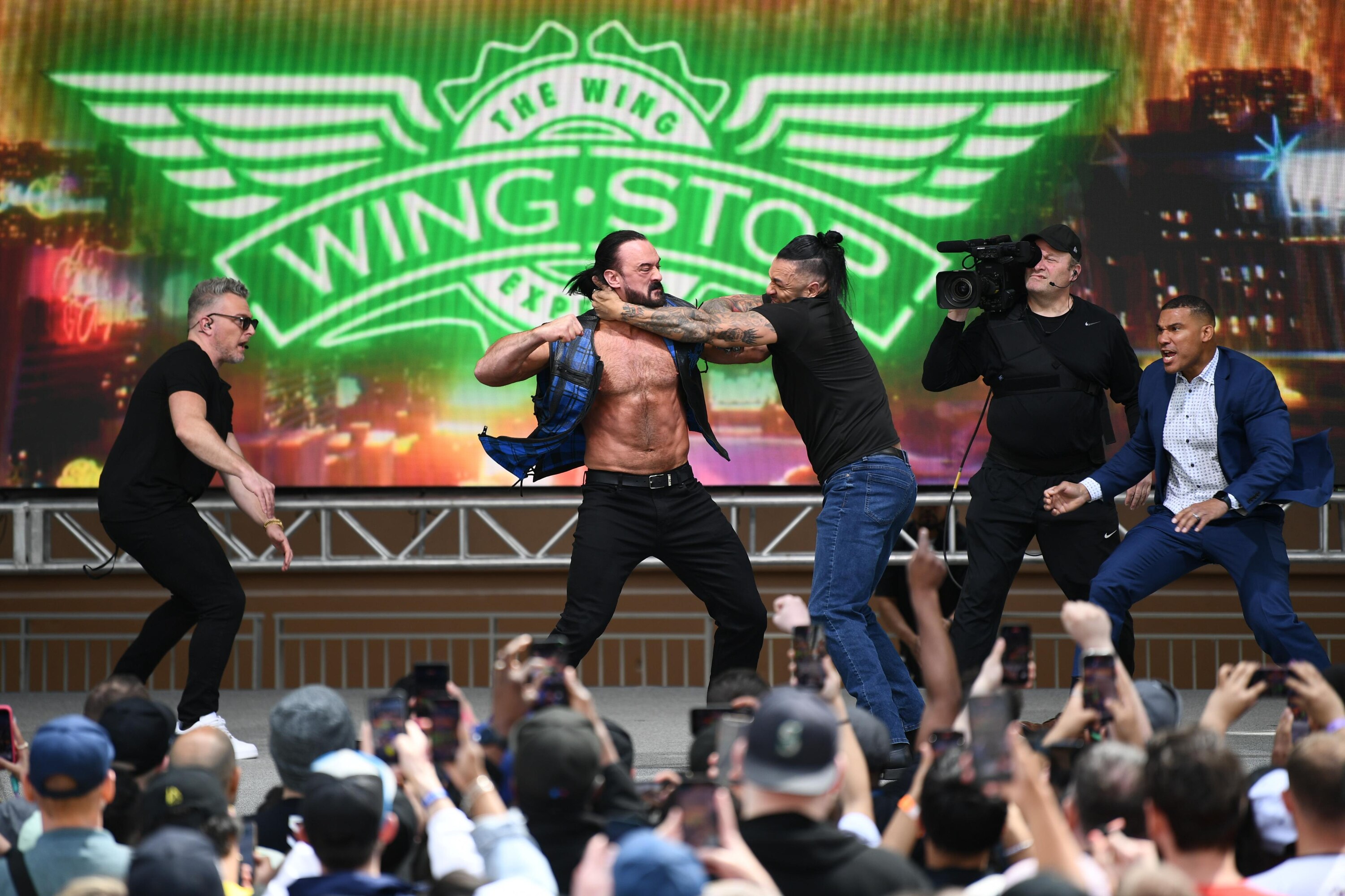 Drew McIntyre Beats Damian Priest in Sin City Street Fight at WWE ...