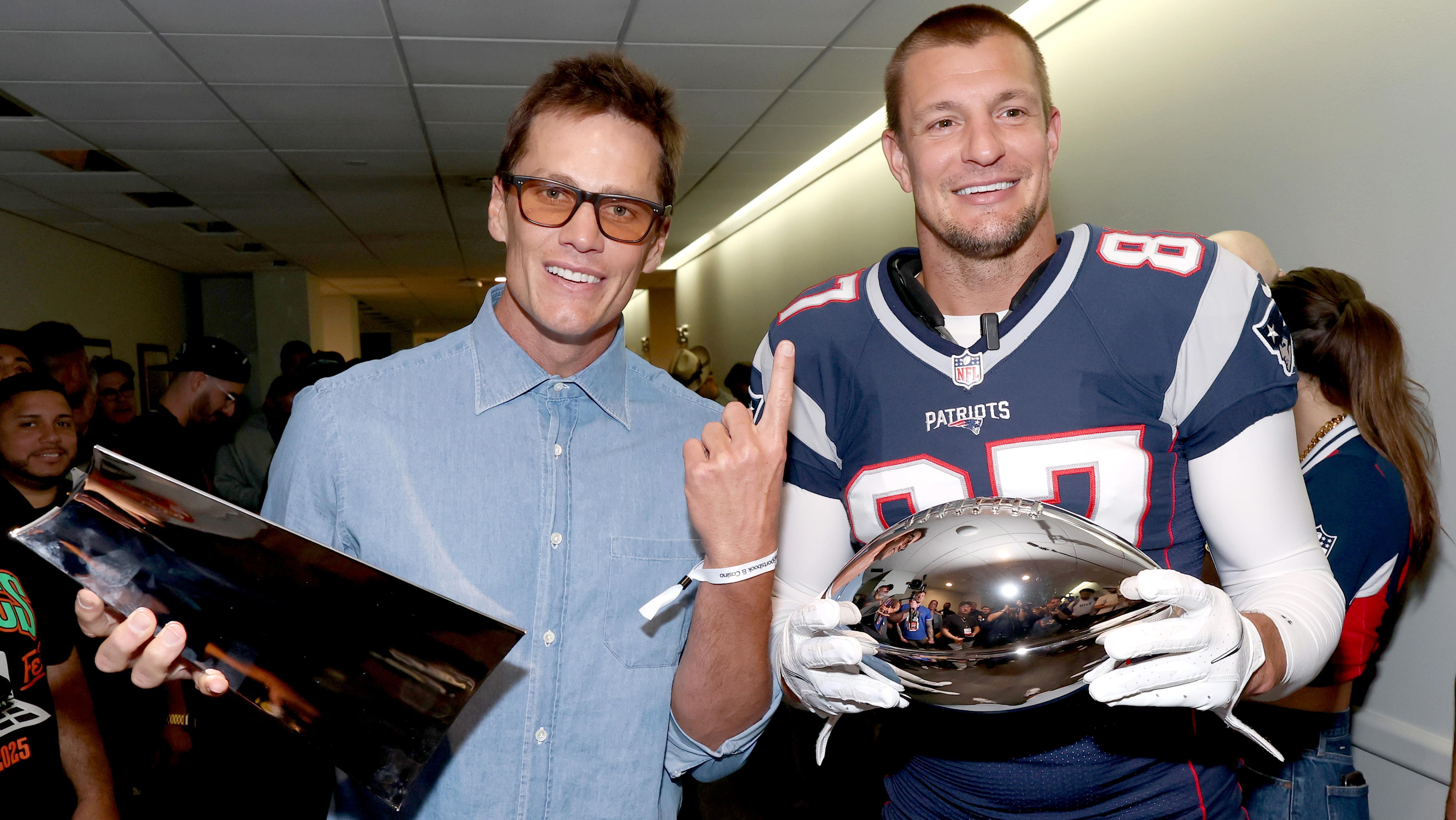 Tom Brady, Gronk's Minds Blown by The Oz's Magic Card Trick Trolling Falcons in Video