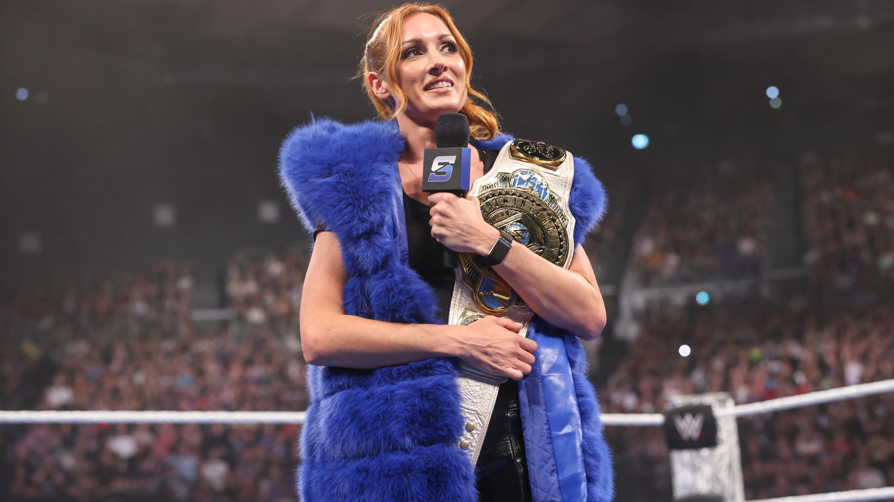 Becky Lynch Beats Nikki Bella to Retain WWE Women's IC Title at Clash ...