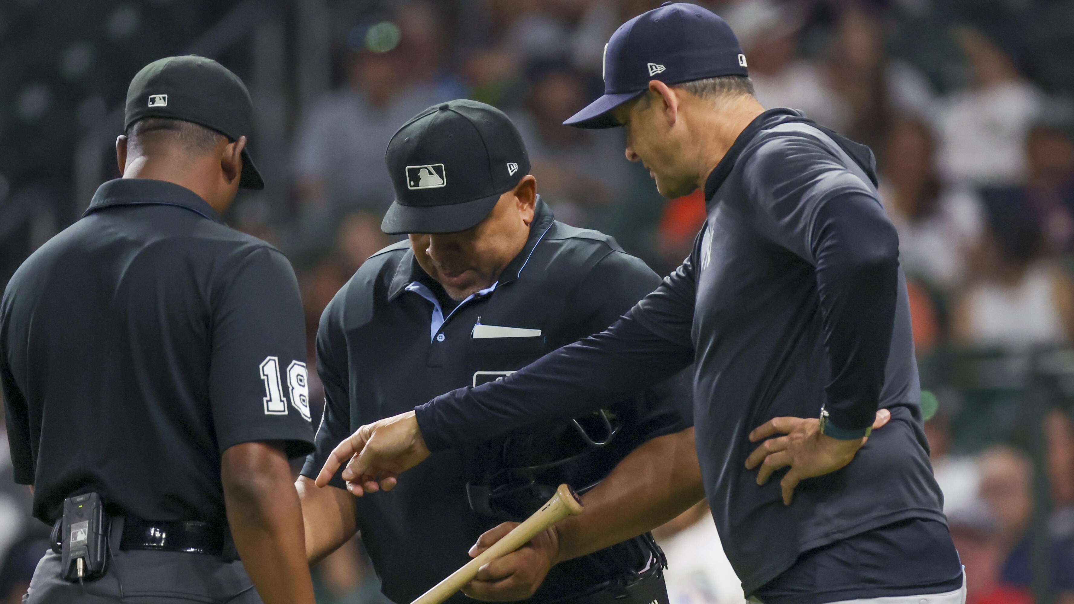 Yankees' Aaron Boone Explains Calling out Bat Violation by Astros ...