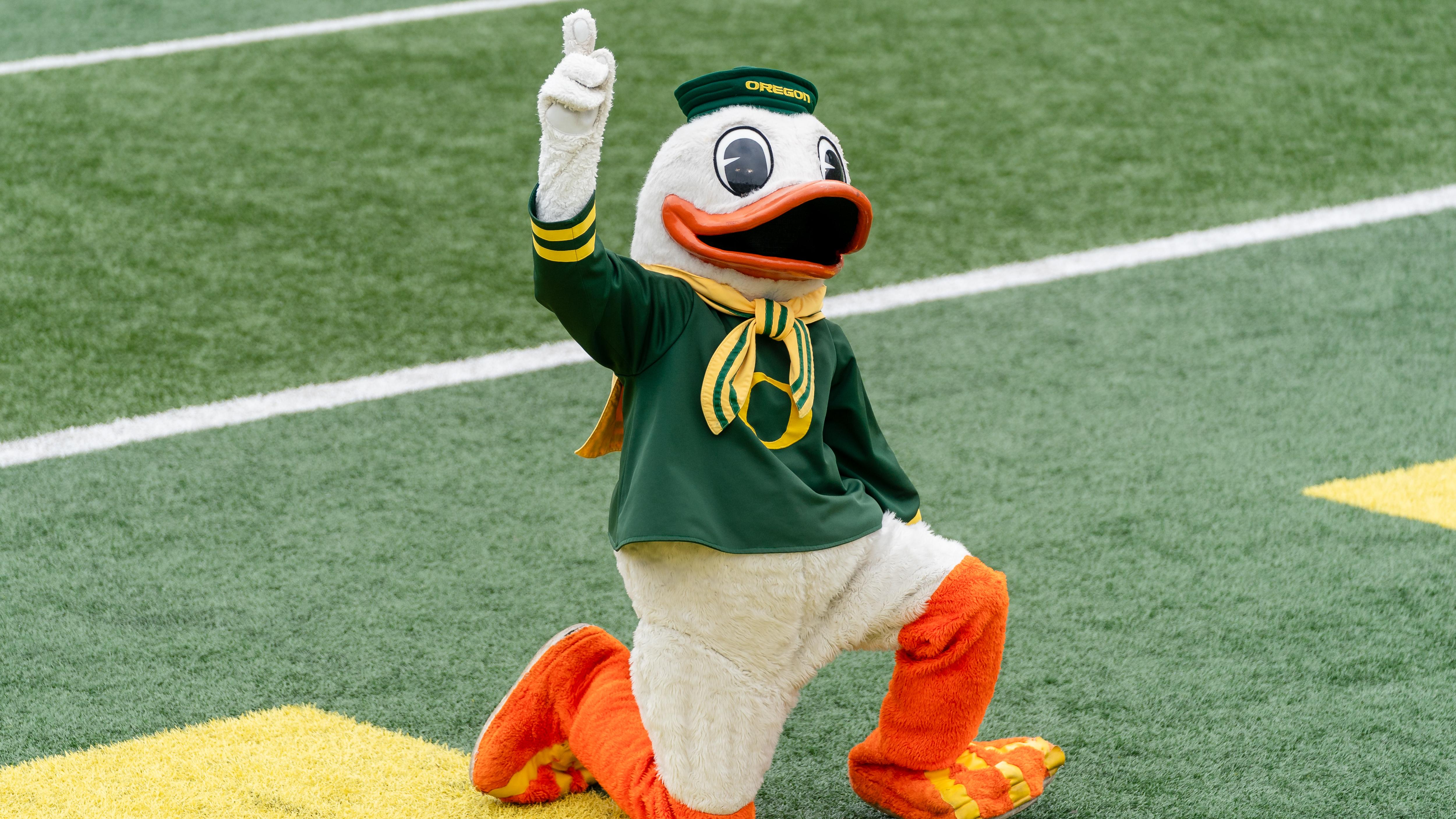 Oregon Duck Gives Gifts to Kirk Herbstreit's Dog Peter in Video Ahead ...