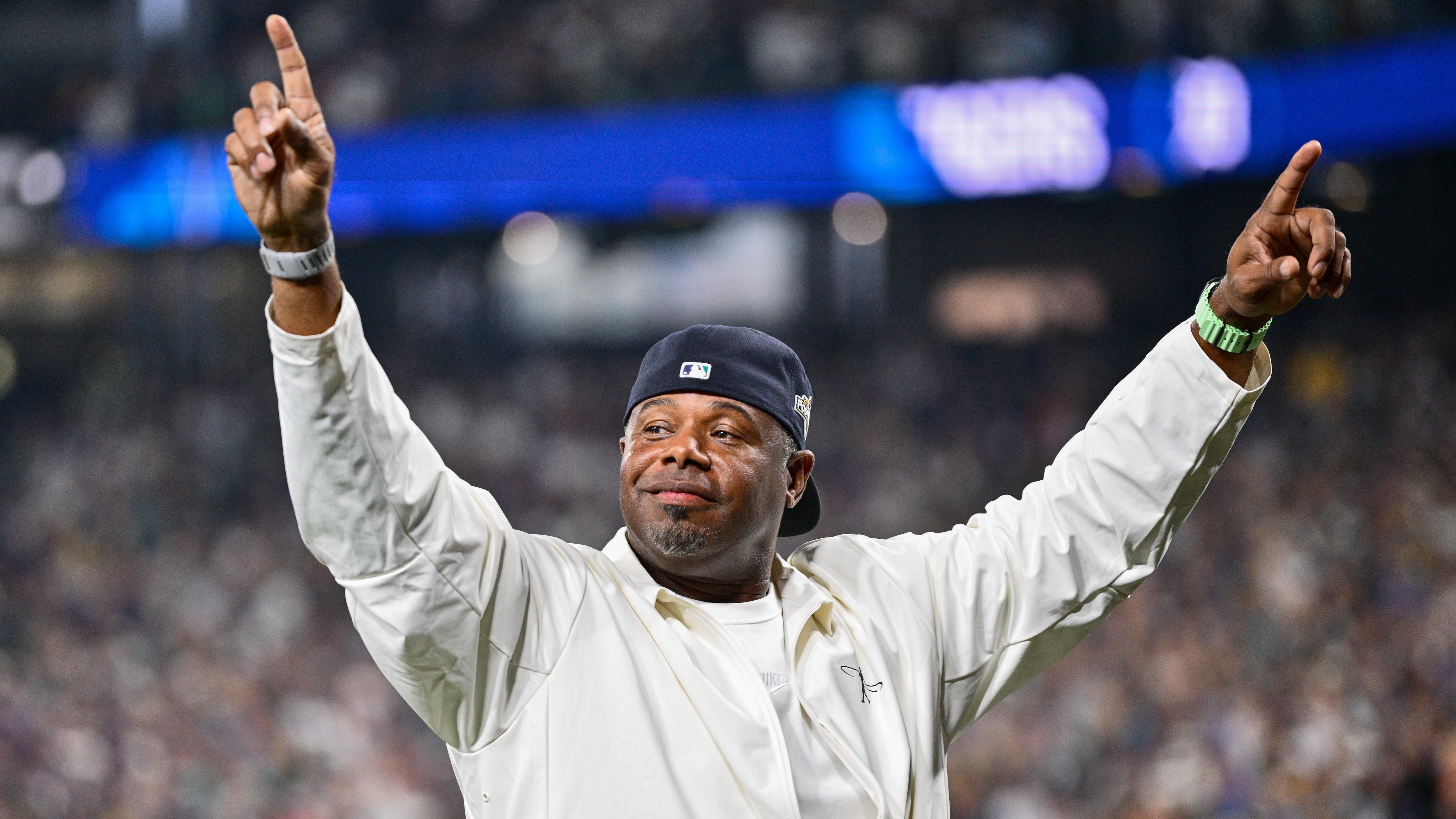 Ken Griffey Jr. Makes Iconic Entrance to Mariners vs. Tigers ALDS Game ...