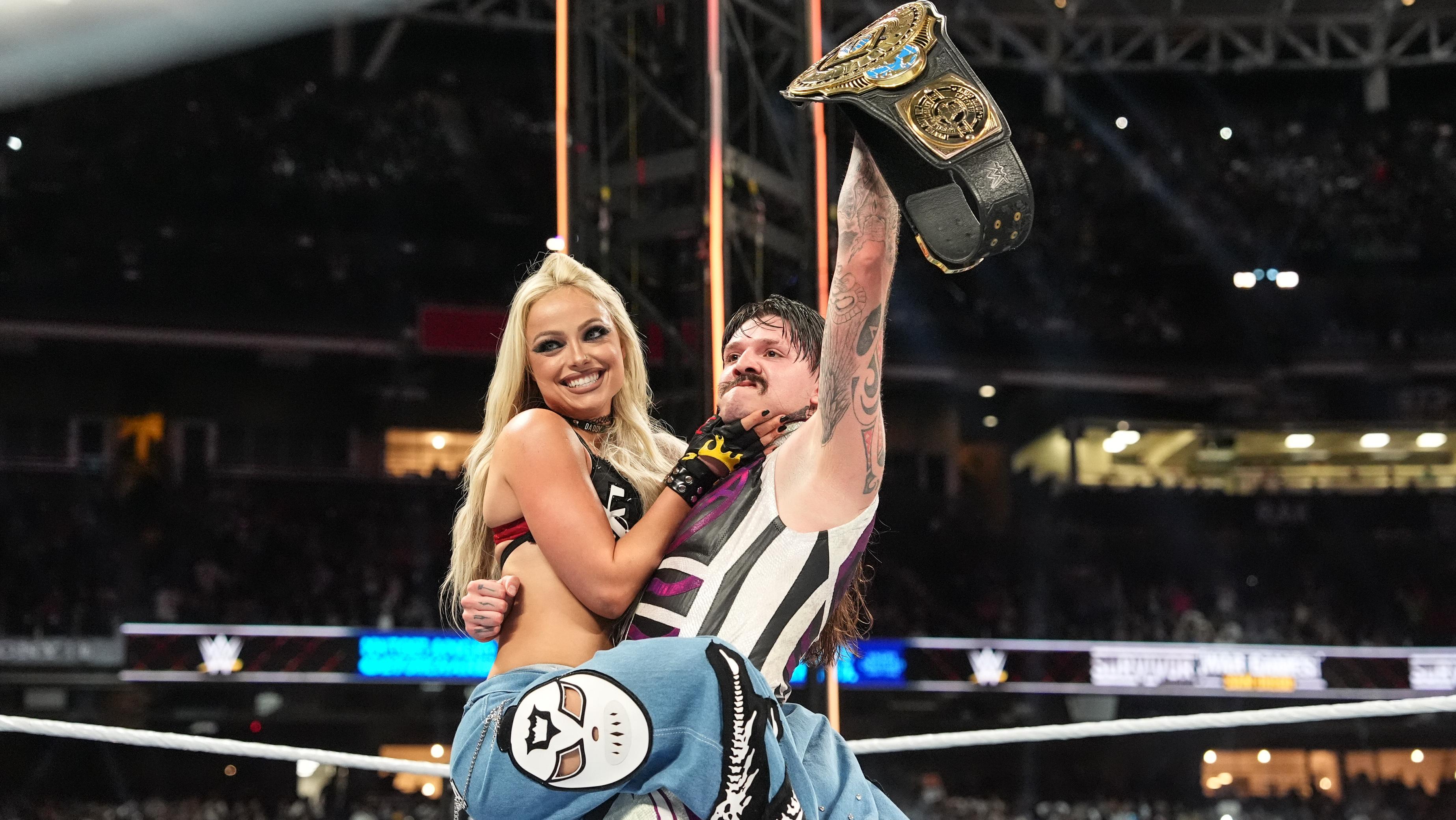 Dom Mysterio, Liv Morgan Face Run Loading, Survivor Series Backlash, More Reaction