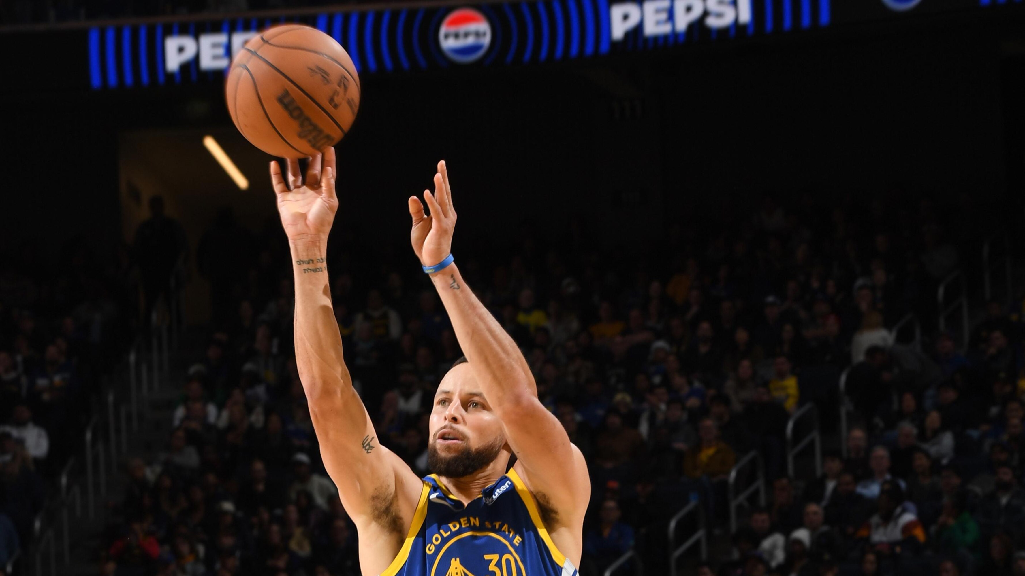 Warriors' Stephen Curry Makes NBA History vs. T-Wolves, Breaks Michael ...