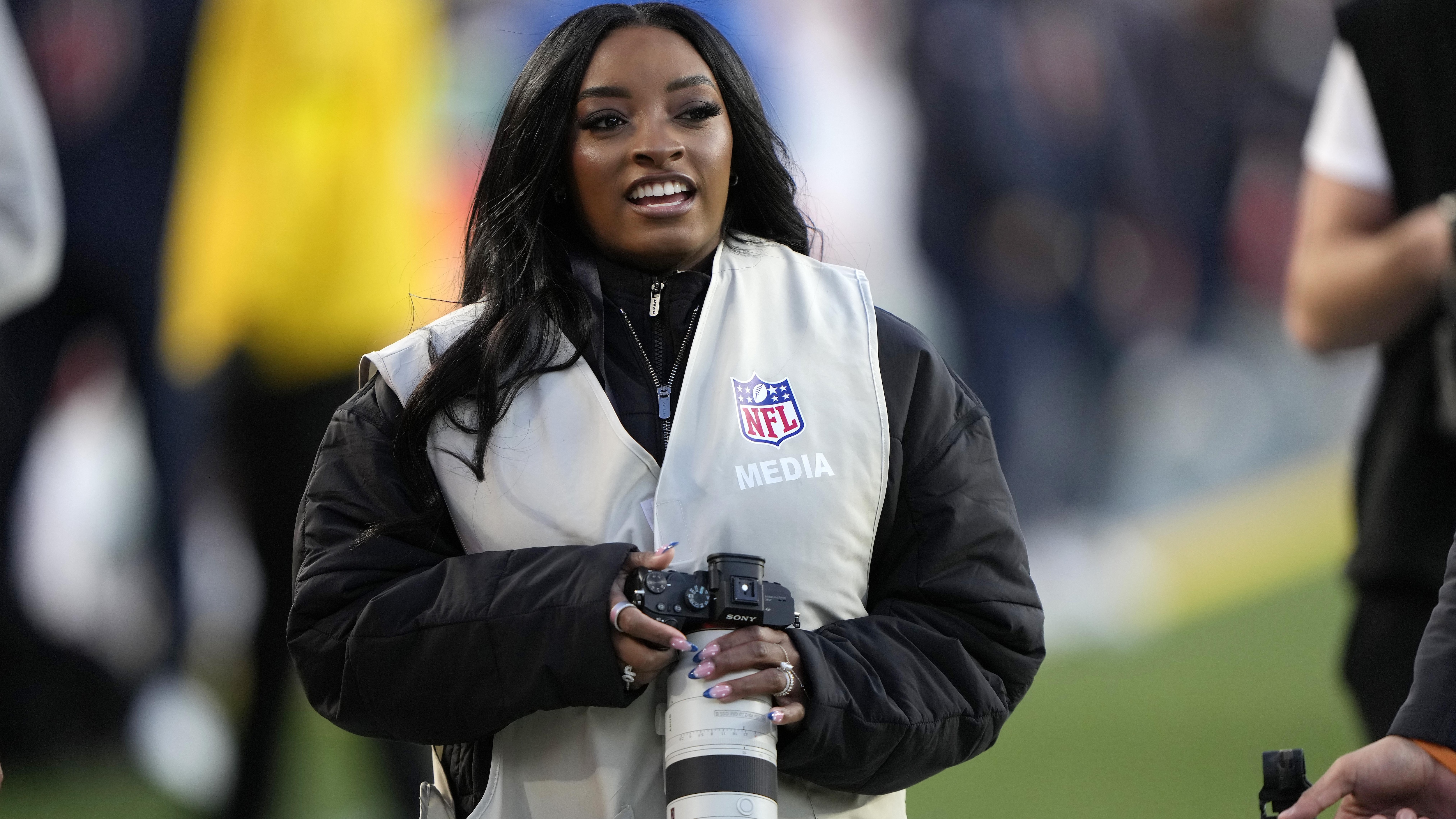 Simone Biles to Be NFL Photographer for Husband Jonathan Owens, Bears ...